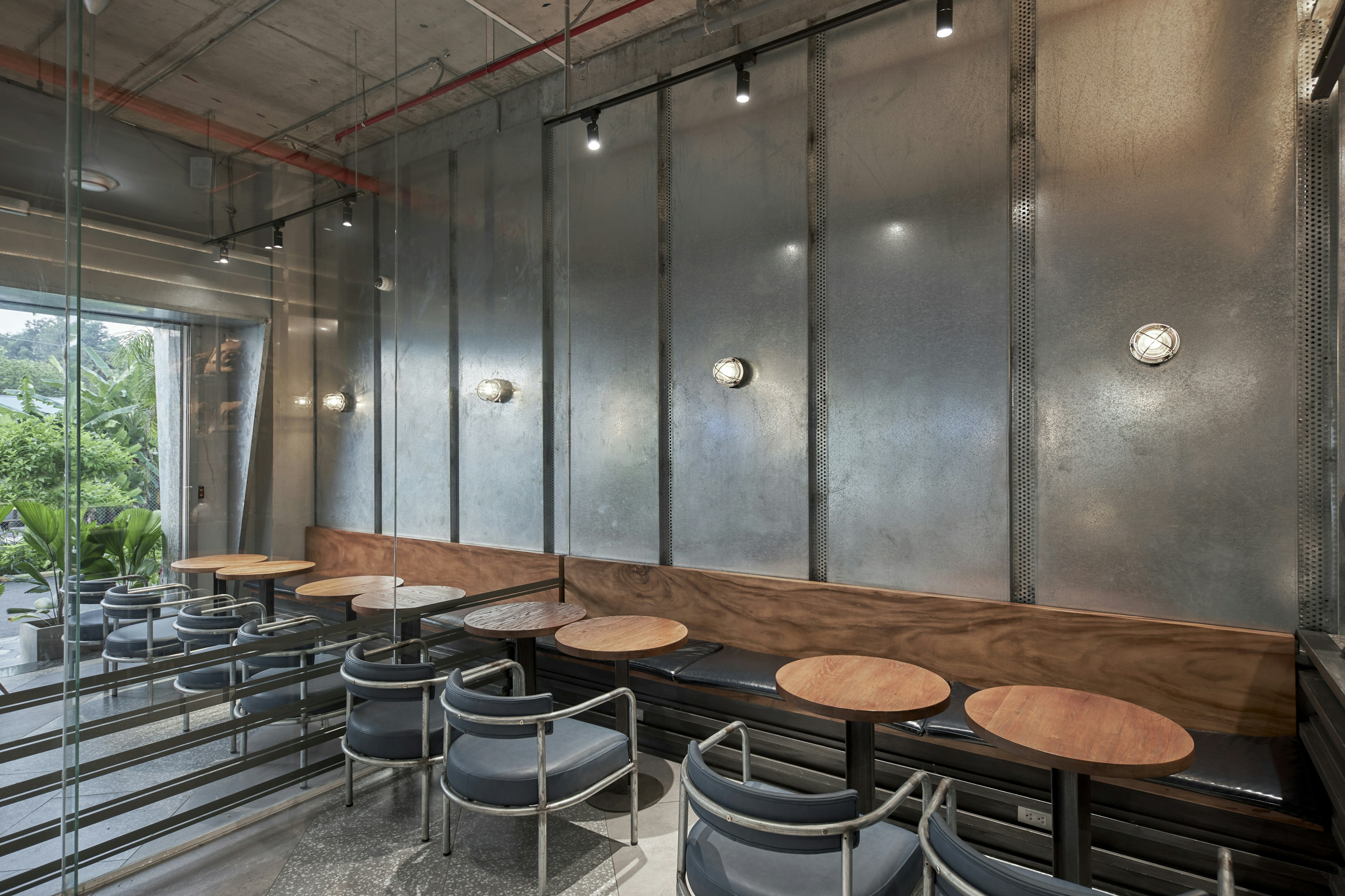 A room with tables and chairs photo – Free Bling coffee Image on Unsplash