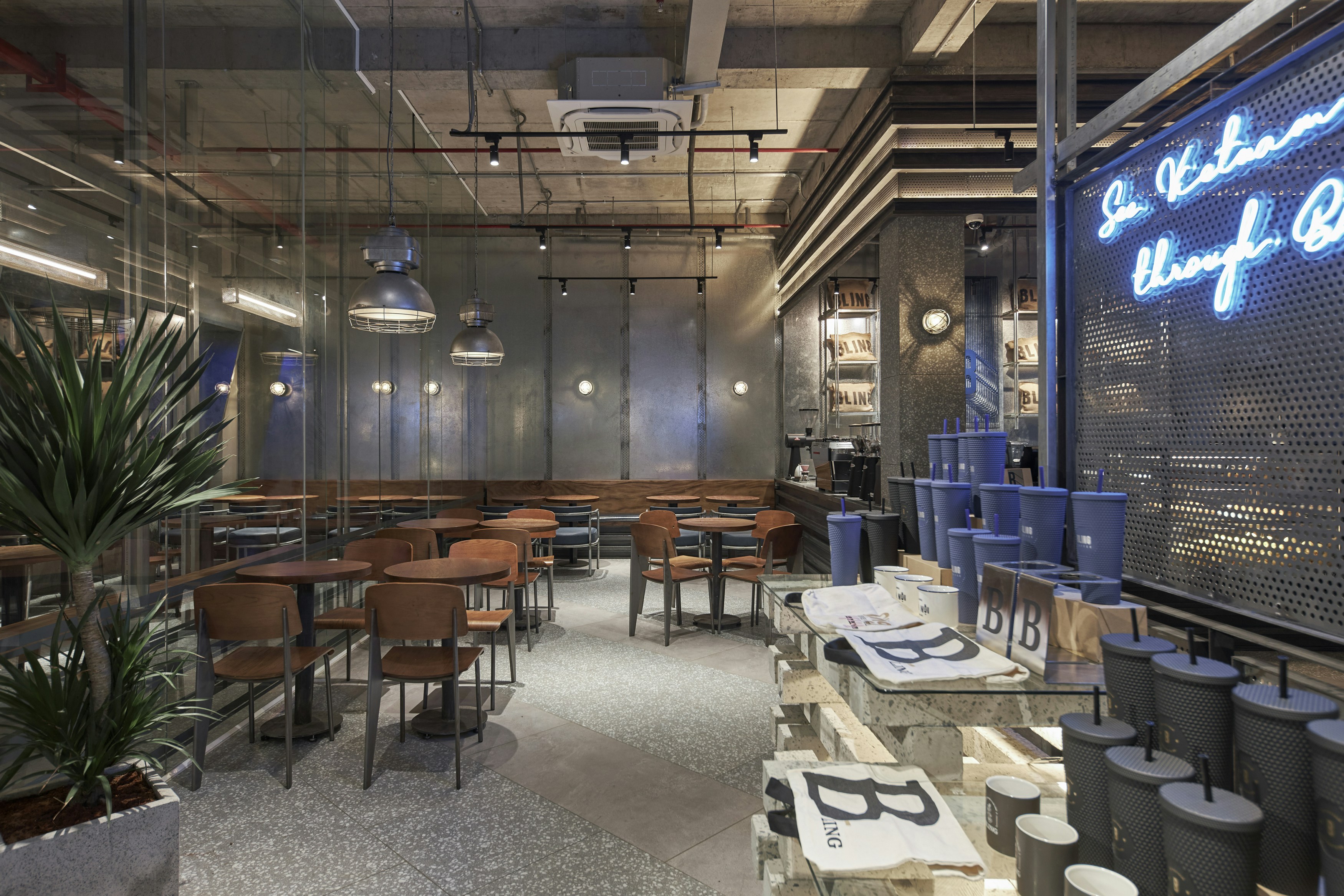 Foto zum Thema Ein Restaurant mit Tischen und Stühlen – Kostenloses ...