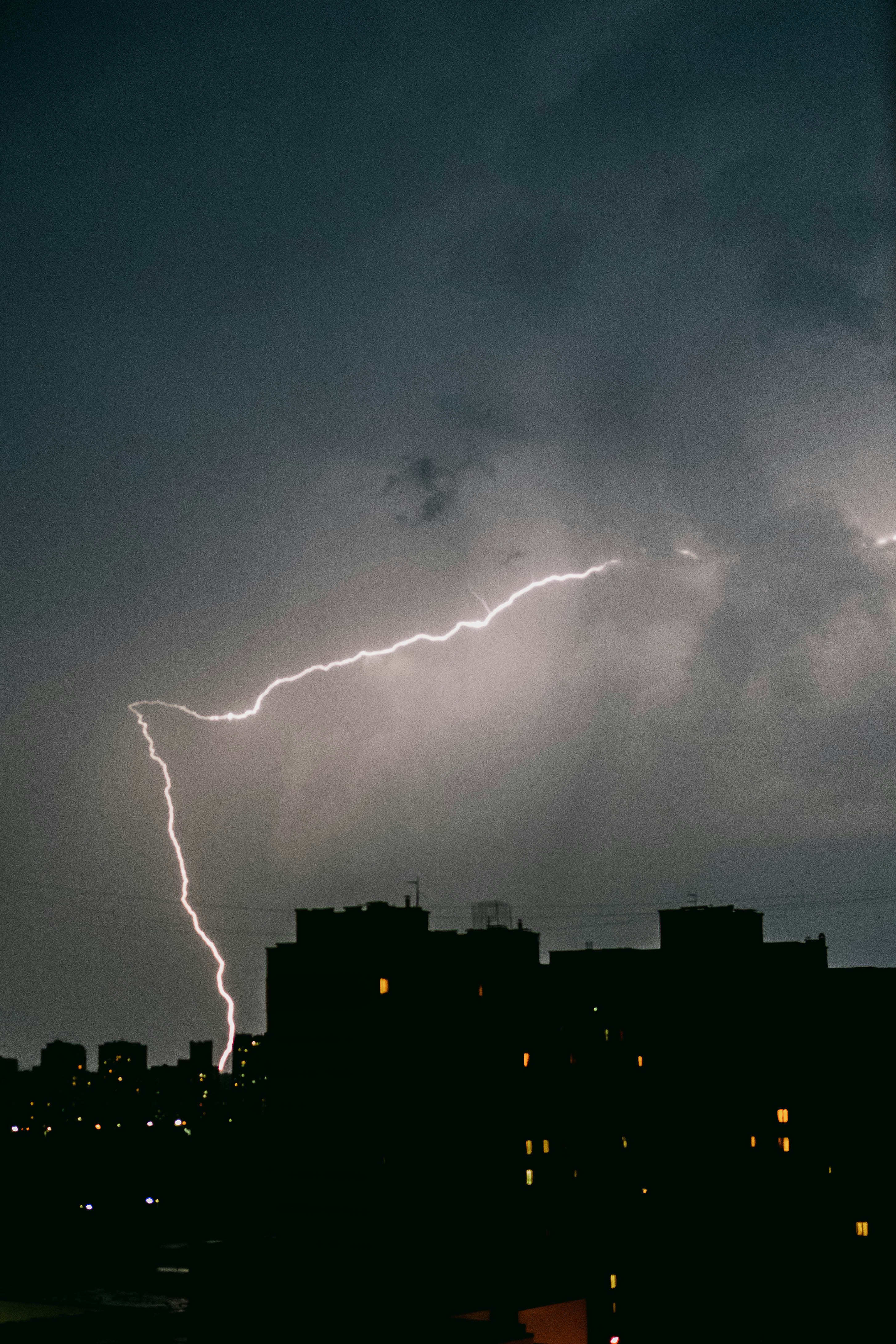 La foudre frappe une ville photo – Photo Gris Gratuite sur Unsplash