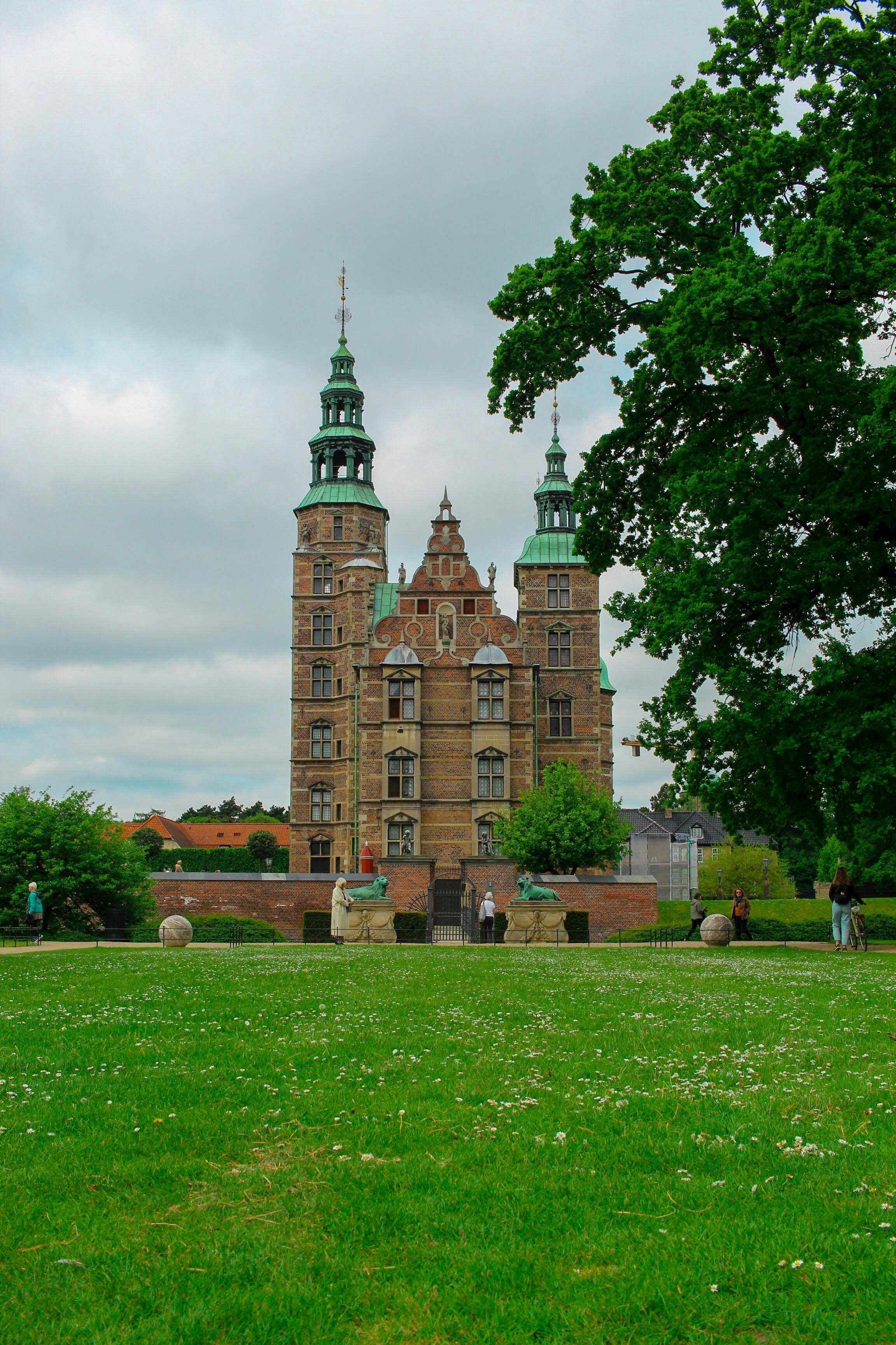 Foto Un gran edificio con el Castillo de Rosenborg – Imagen Dinamarca ...