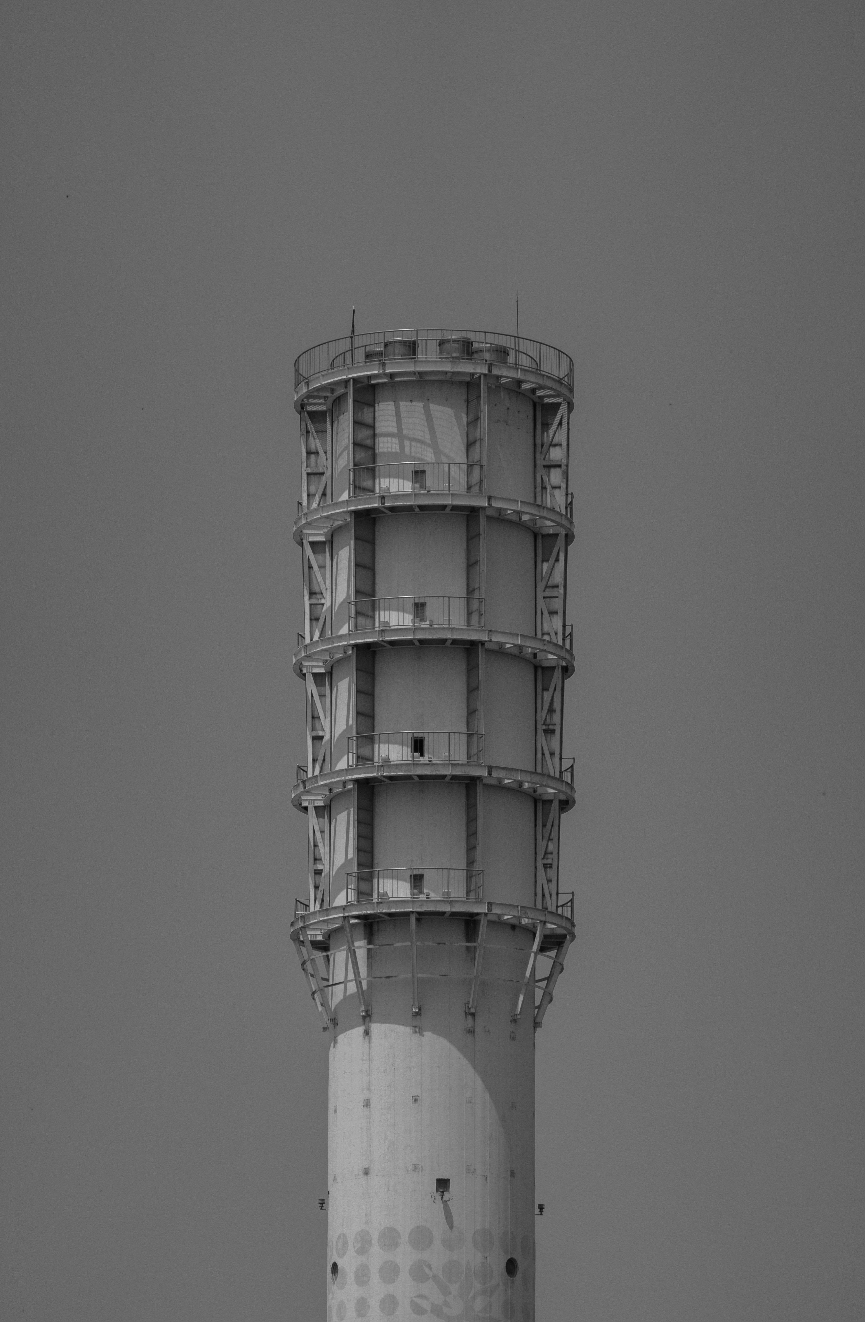 Una torre alta con una parte superior circular foto – Imagen de ...