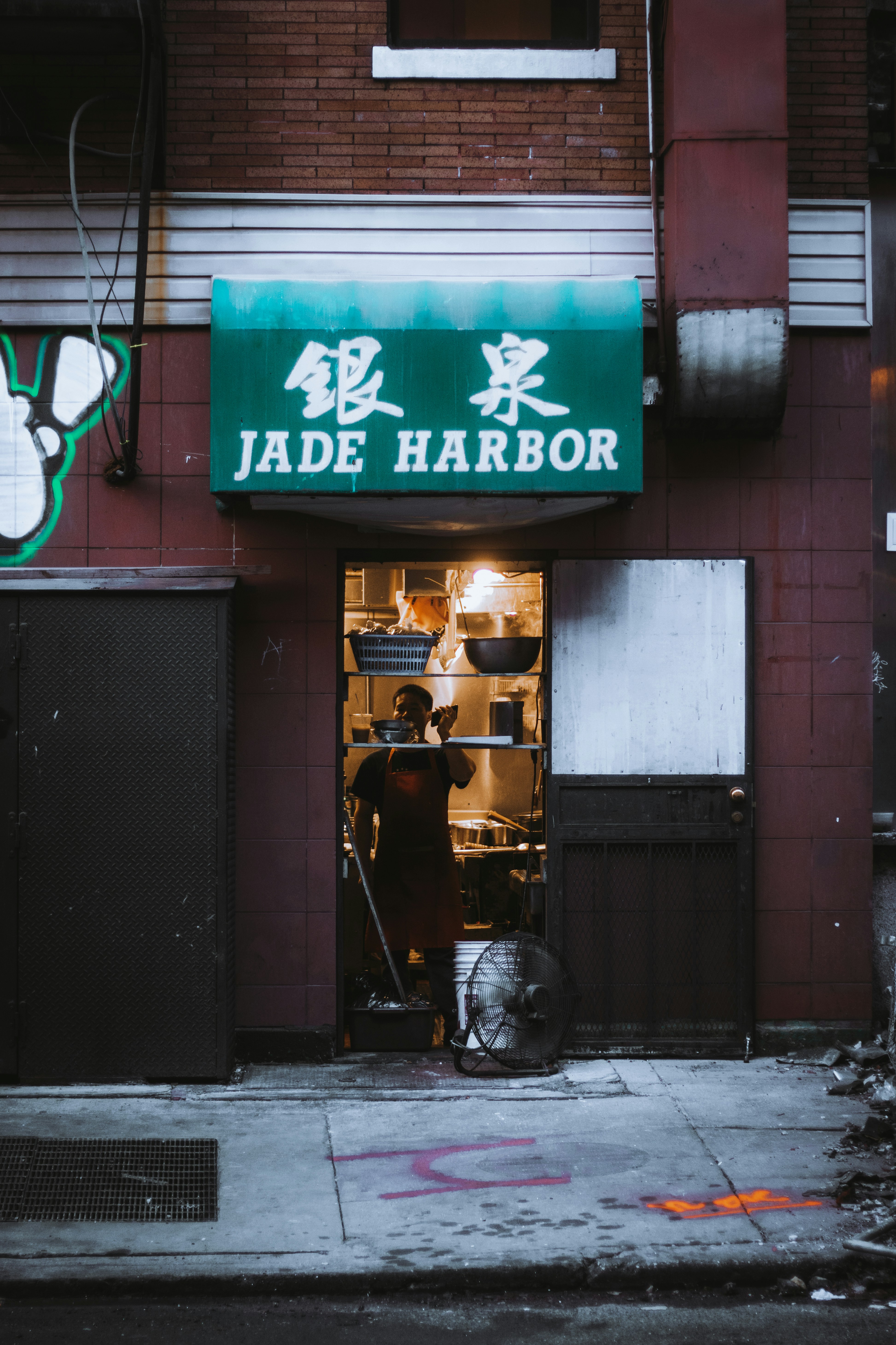 Une devanture de magasin avec une enseigne au-dessus photo – Photo Port ...