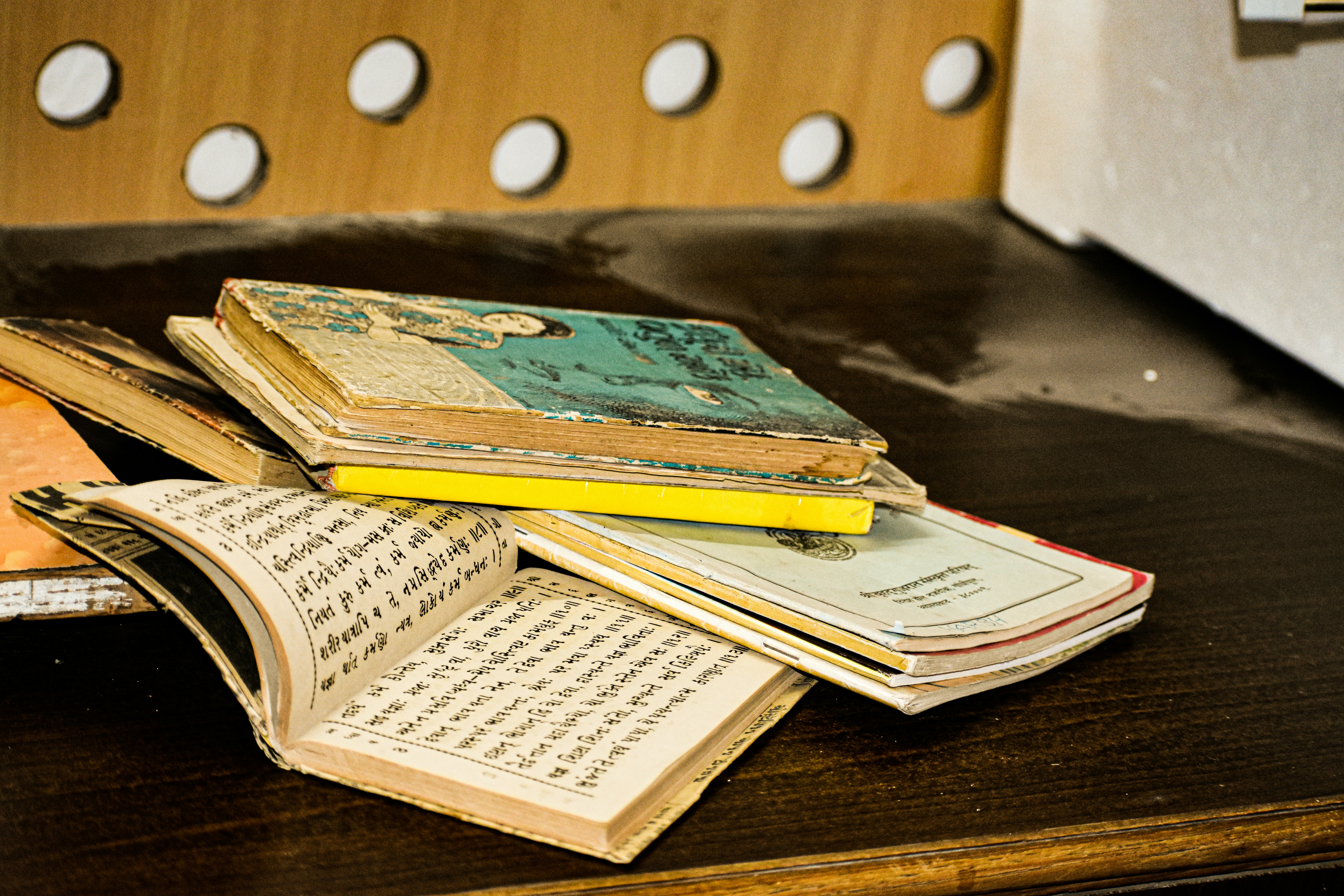 30k+ Books On A Table Pictures | Download Free Images on Unsplash