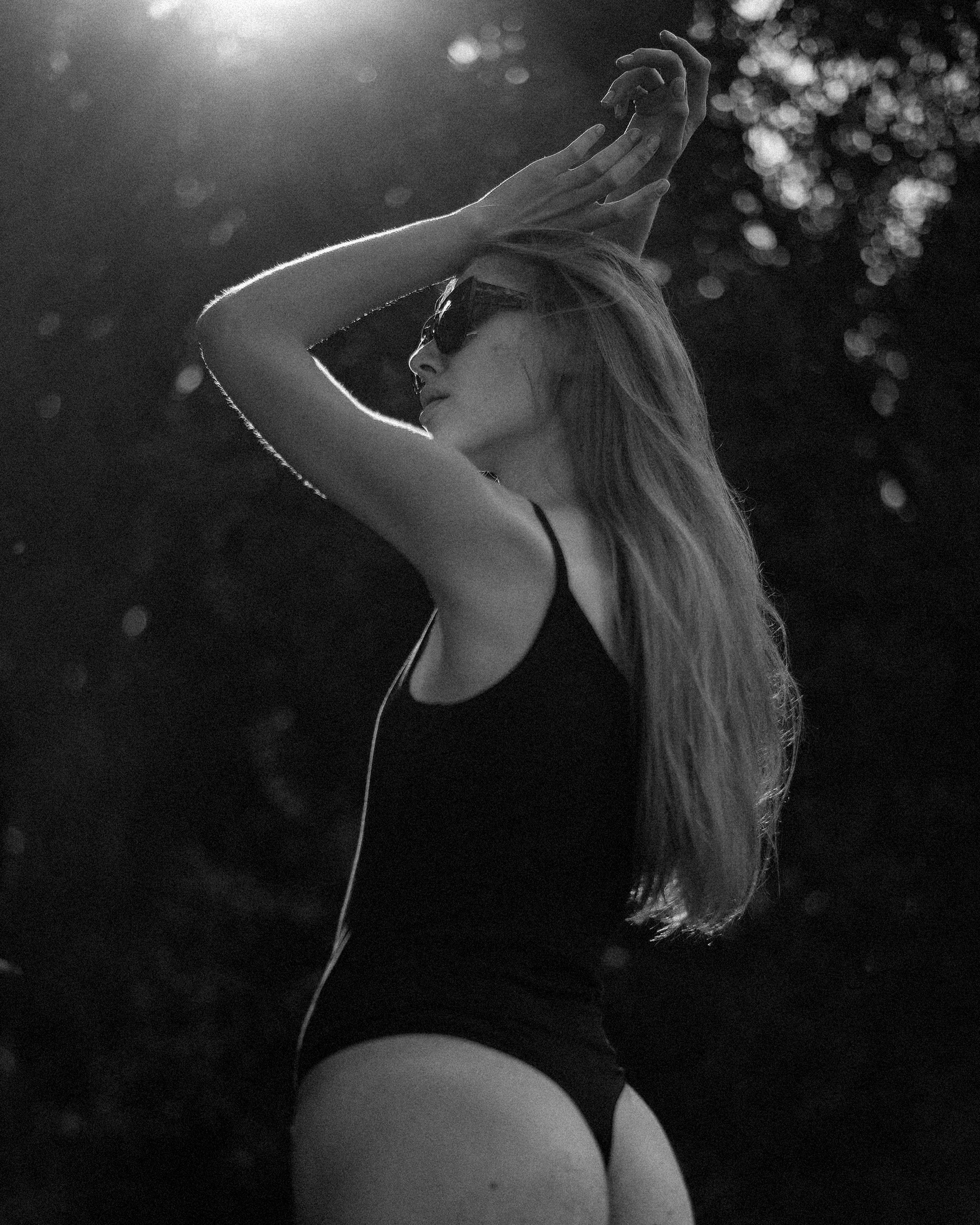 Une femme aux cheveux longs tenant un micro à sa bouche photo – Photo ...