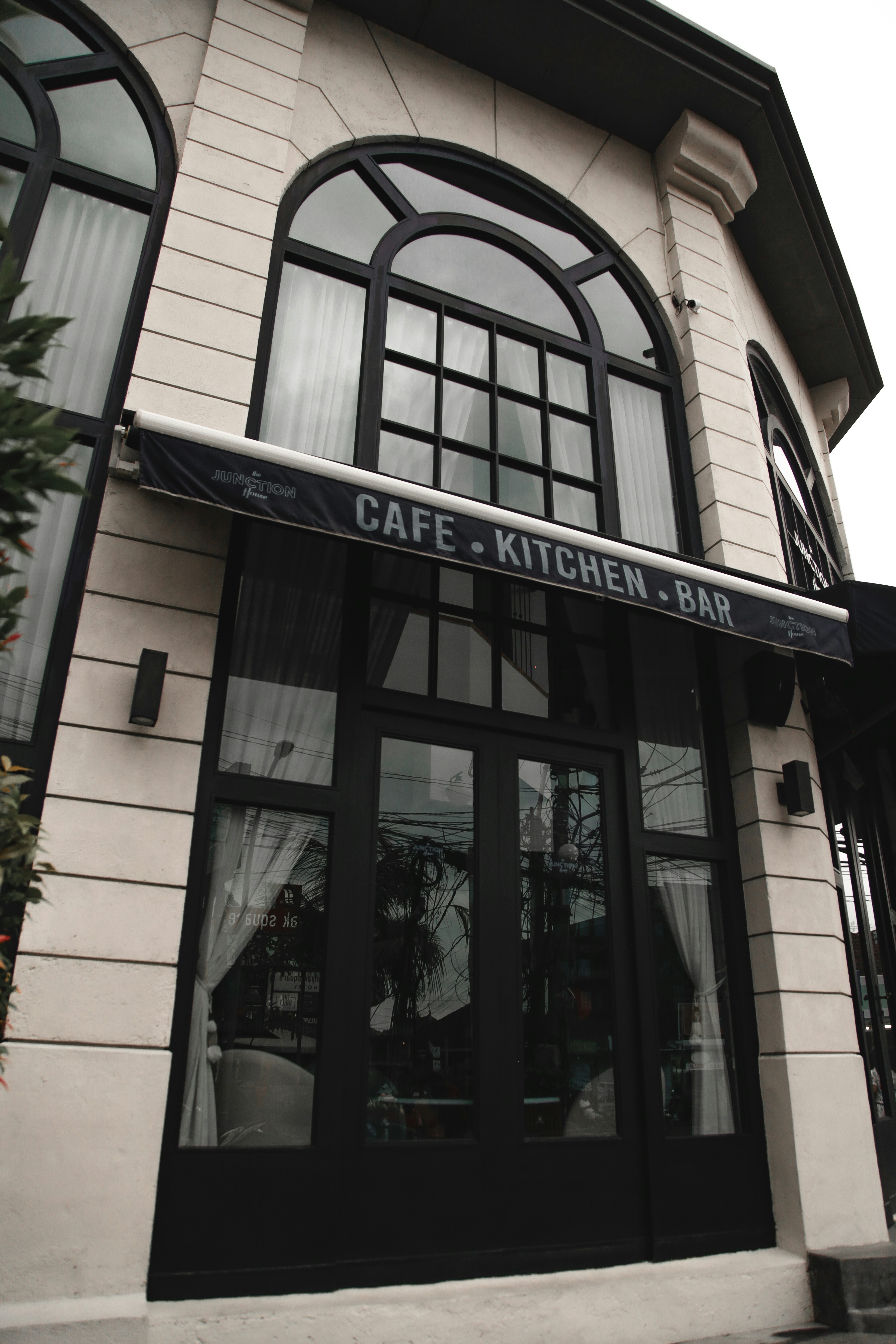 Arched Facade Café: A Quiet Streetfront Framed by Tall Windows