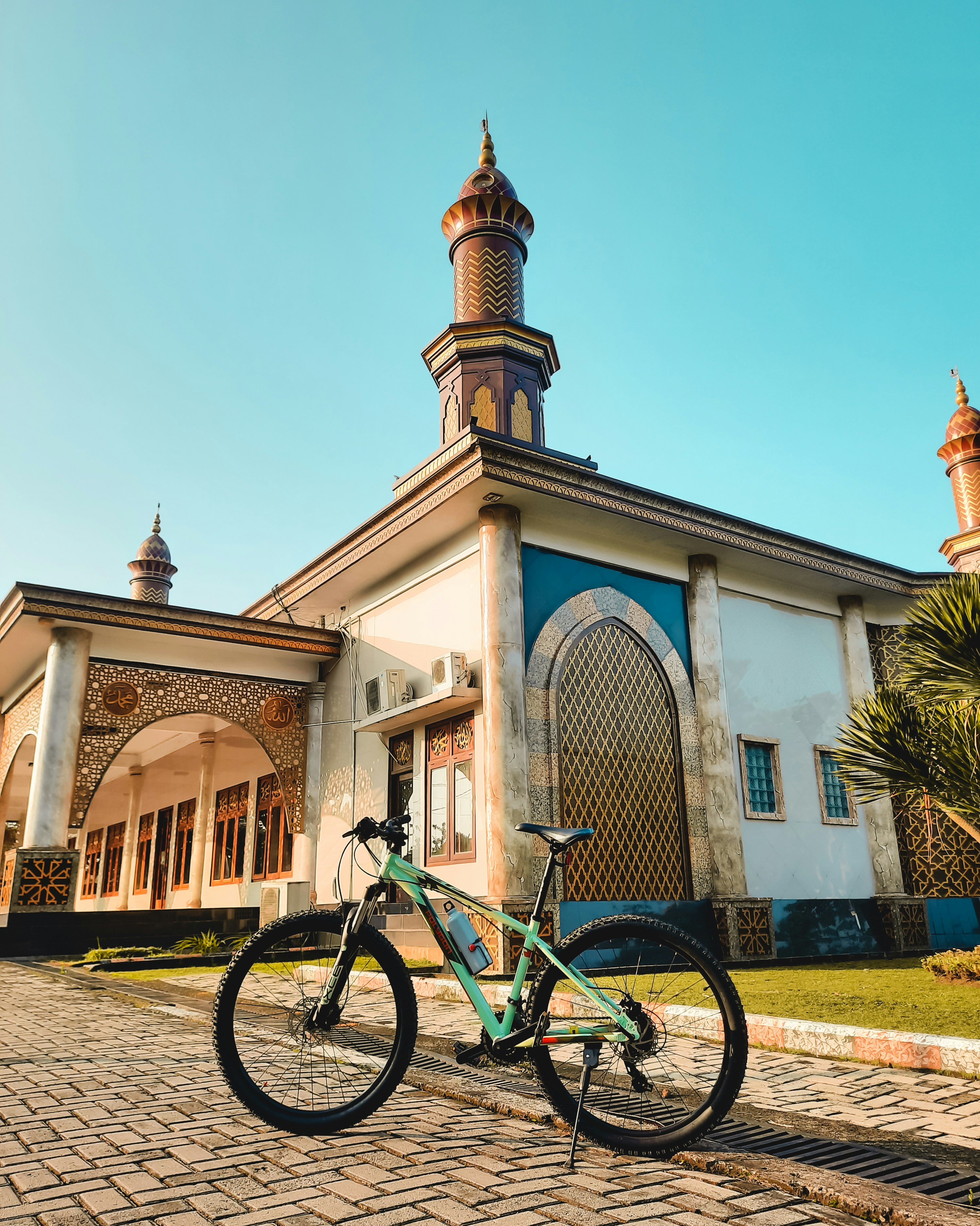 A bicycle parked in front of a building photo – Free Bicycle Image on ...