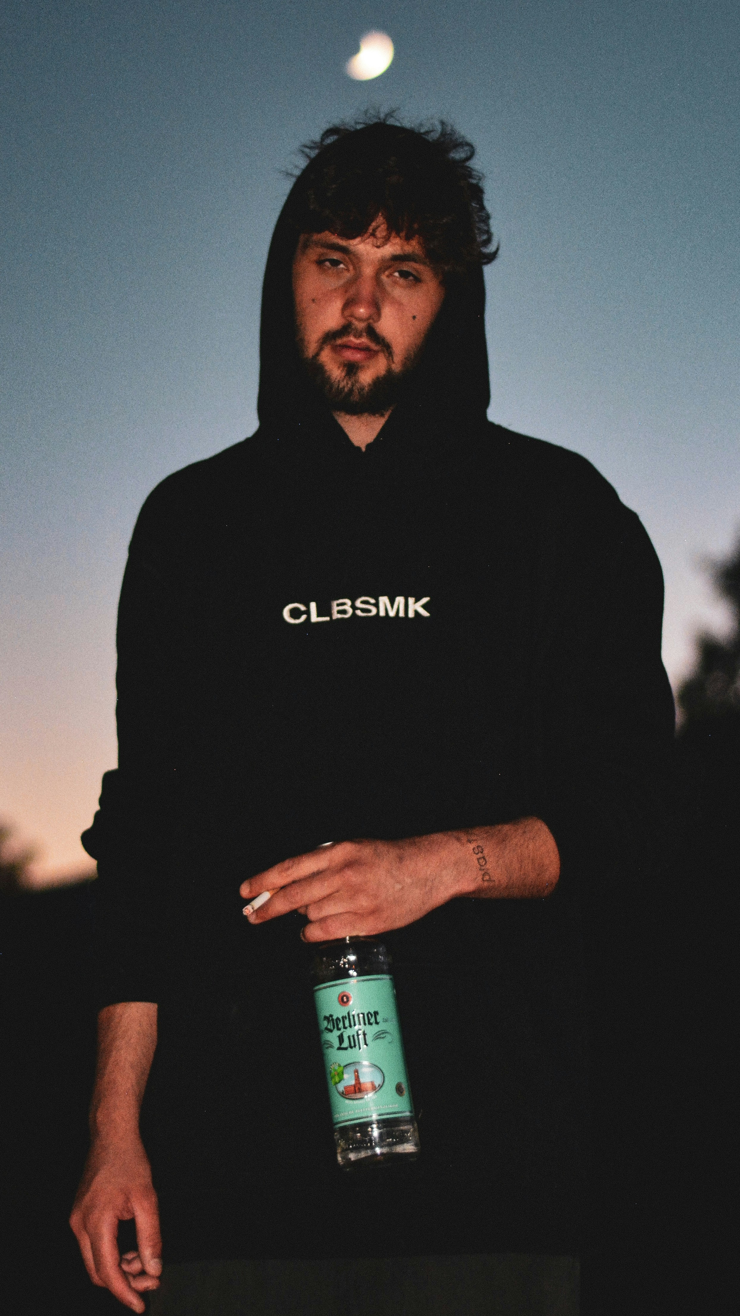 Foto zum Thema Ein Mann mit Bart hält eine Flasche Bier – Kostenloses ...