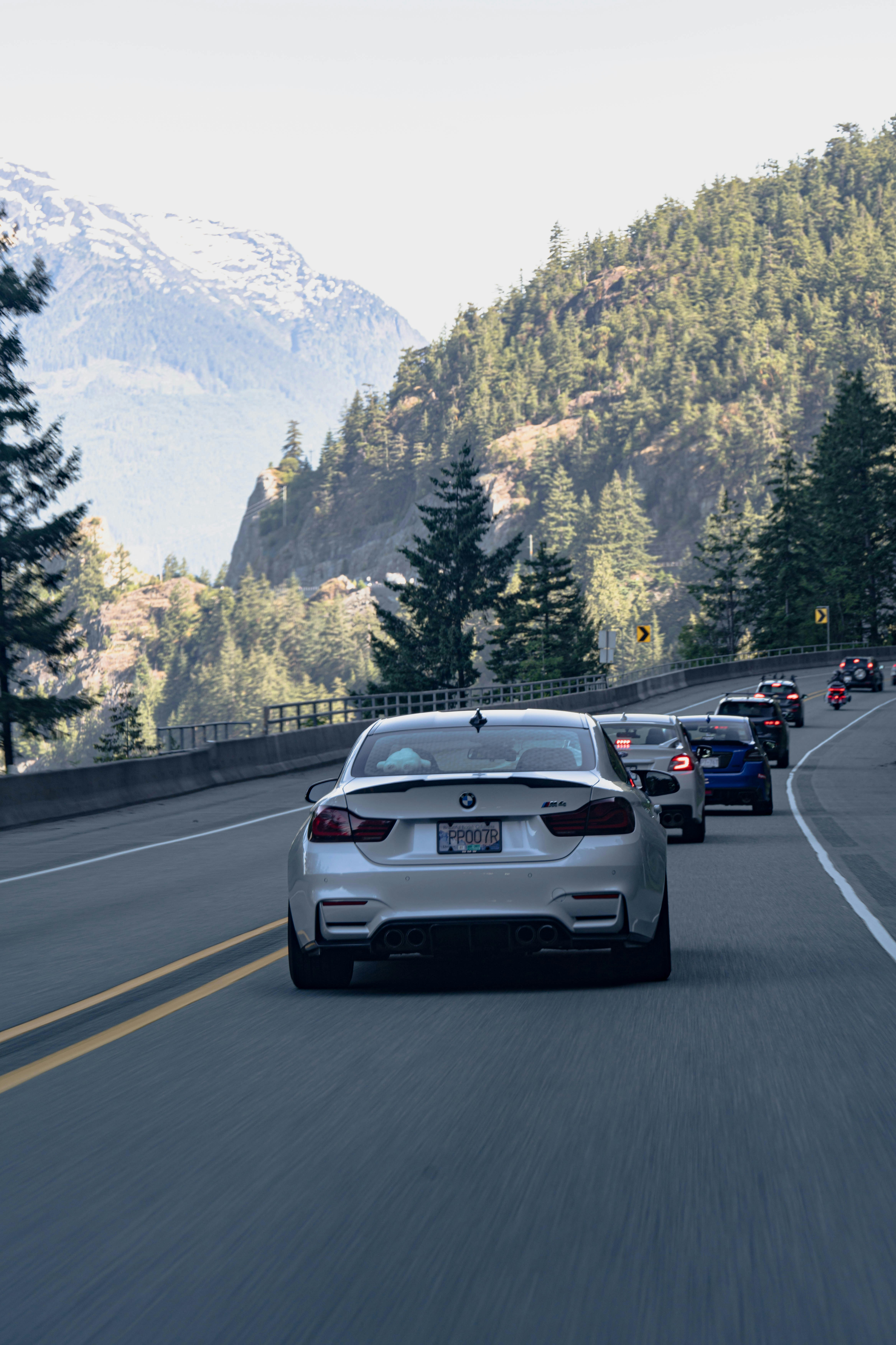 A group of cars on a road photo – Free Sea to sky highway Image on Unsplash