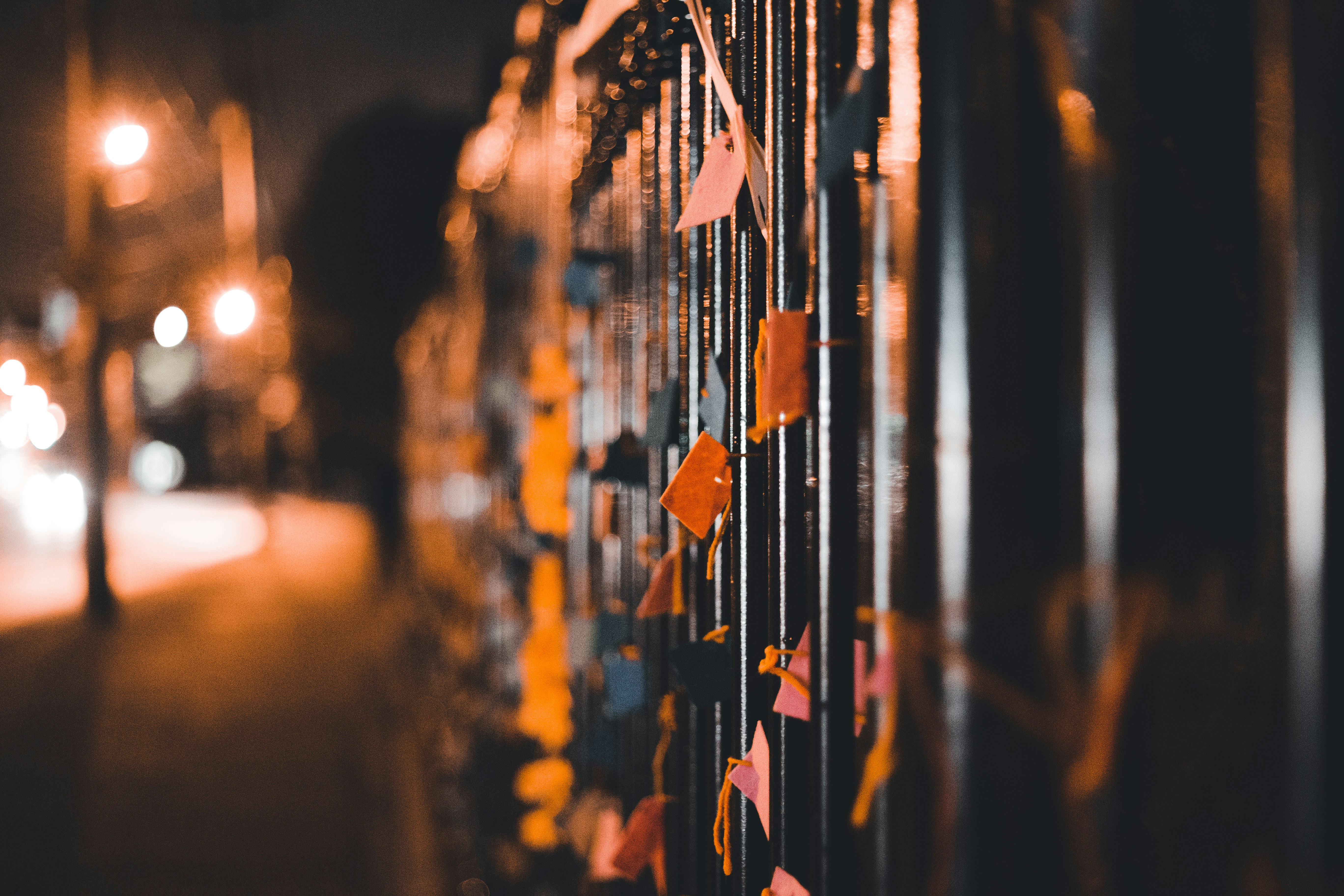 Street Wall of Notes: Neon Glow and Quiet Ripples of Color