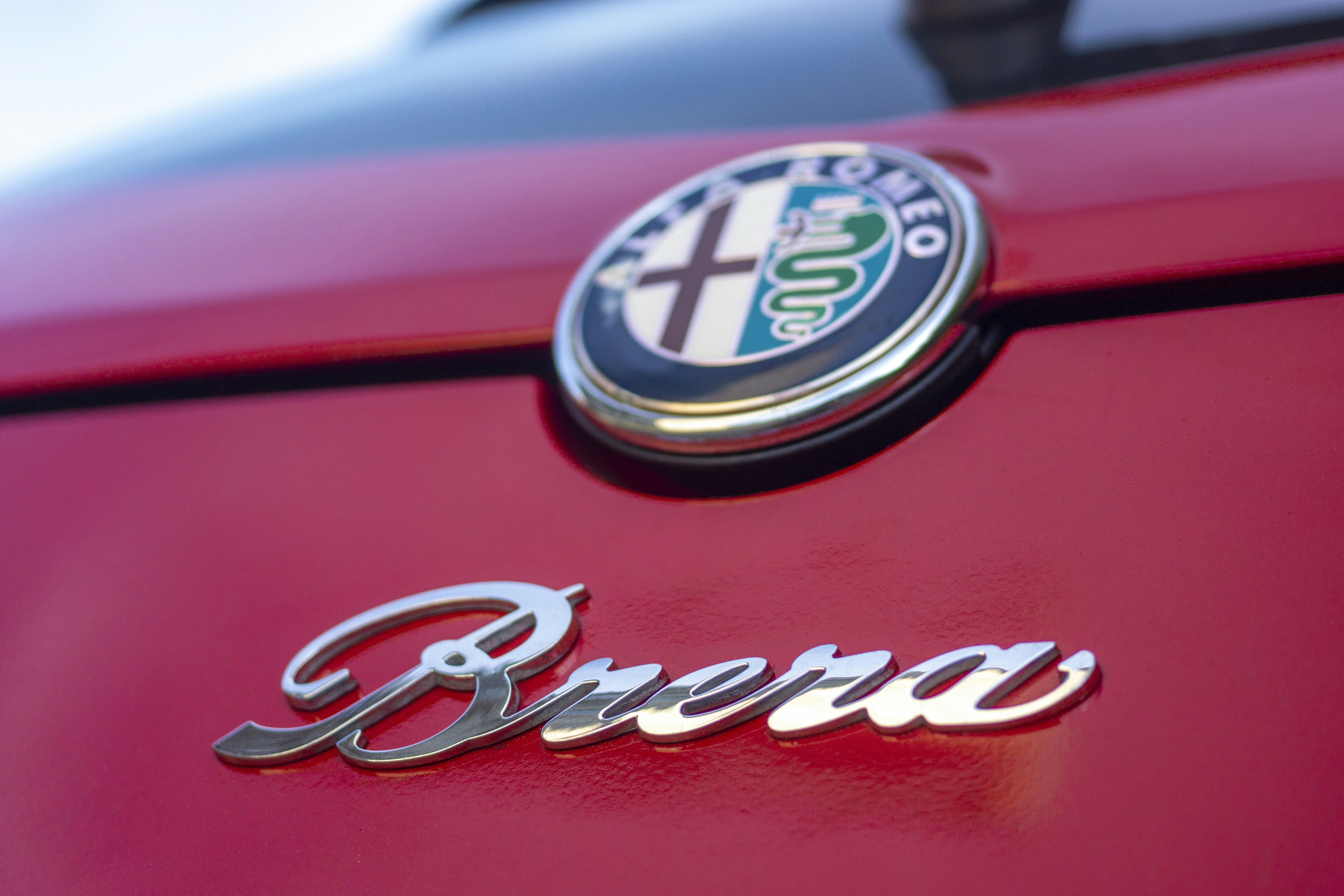 Close up of a car's logo photo – Free Logo Image on Unsplash