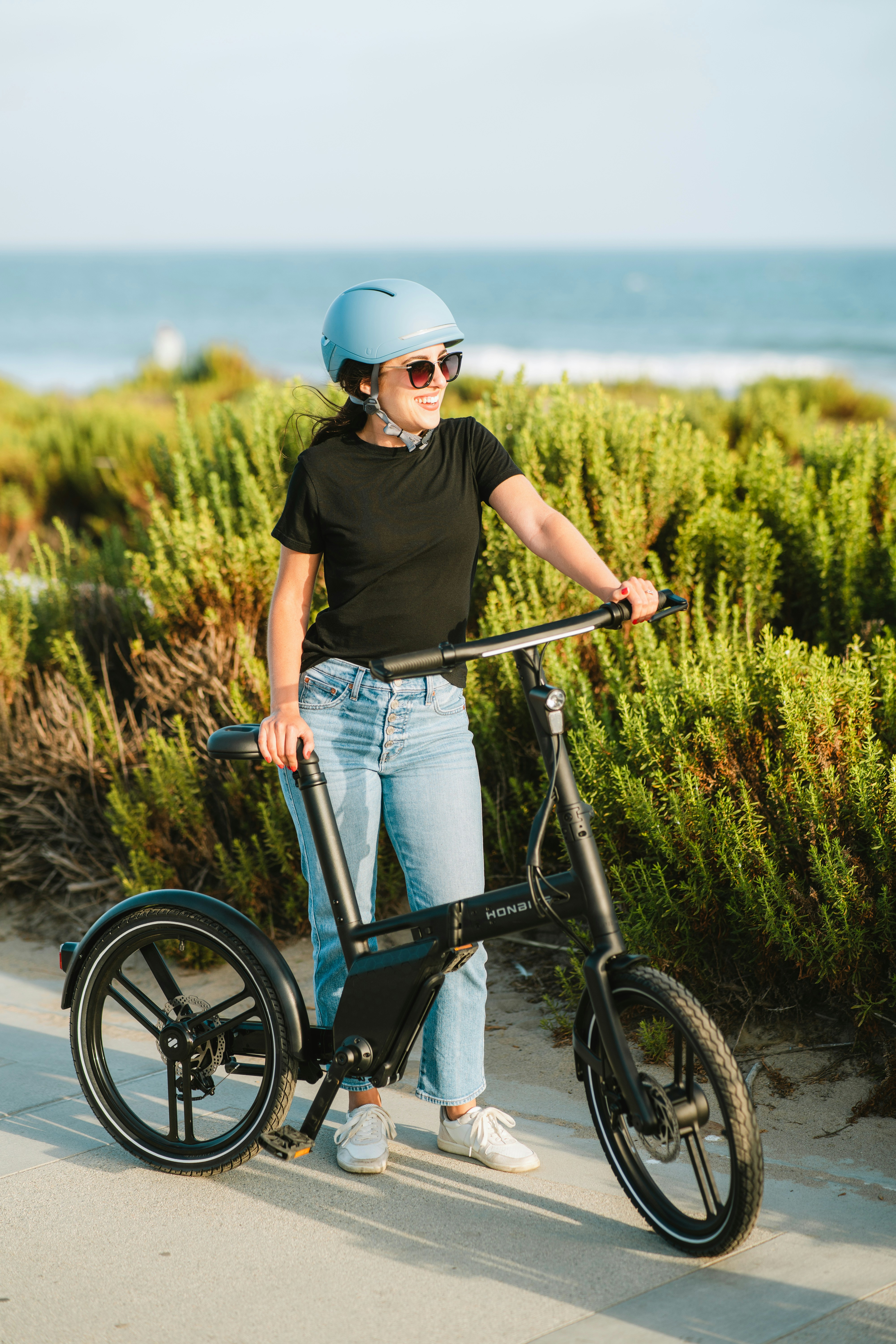 Une personne avec un vélo photo – Photo Bicyclette Gratuite sur Unsplash