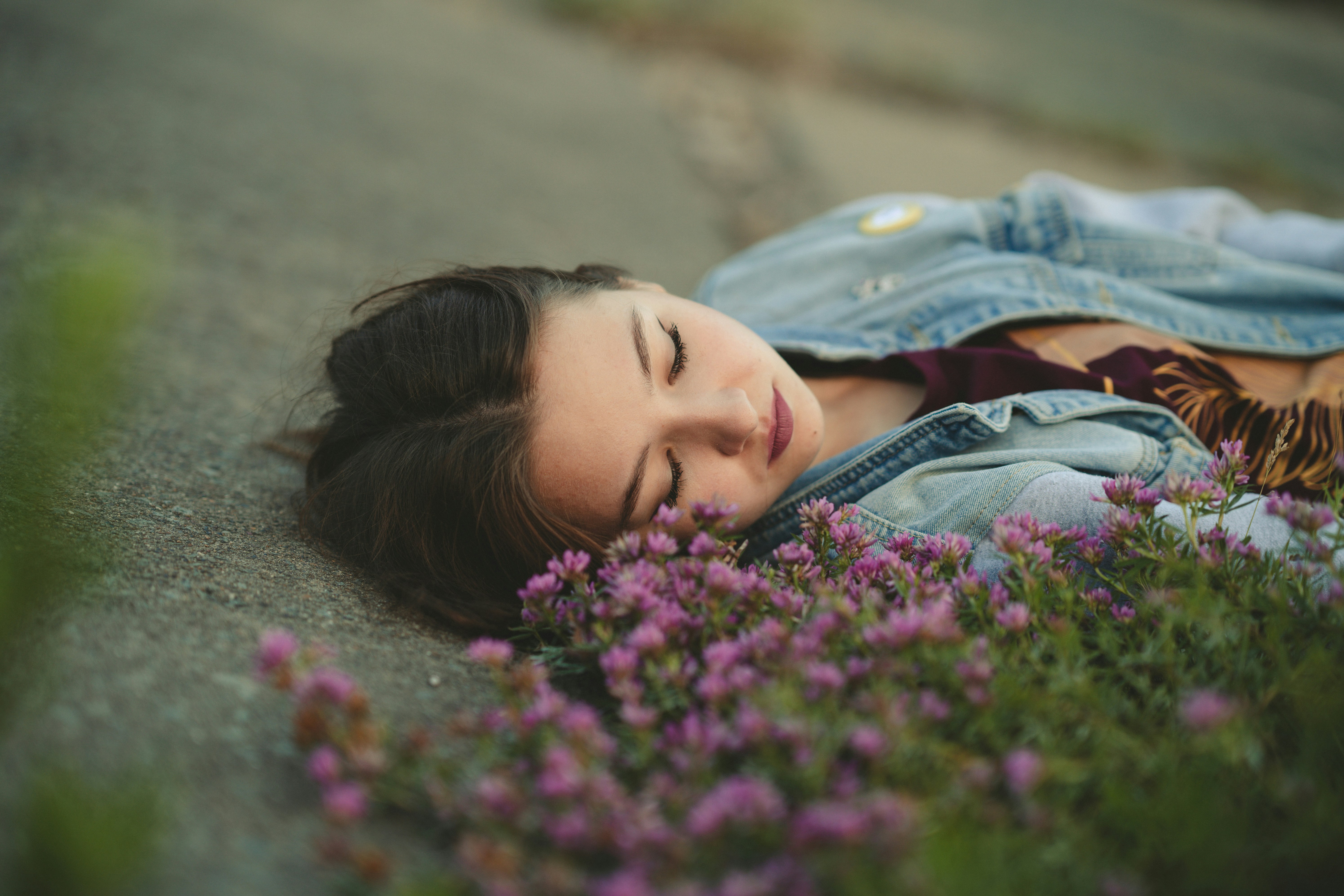 Foto Una persona acostada en un campo de flores – Imagen Cara gratis en ...