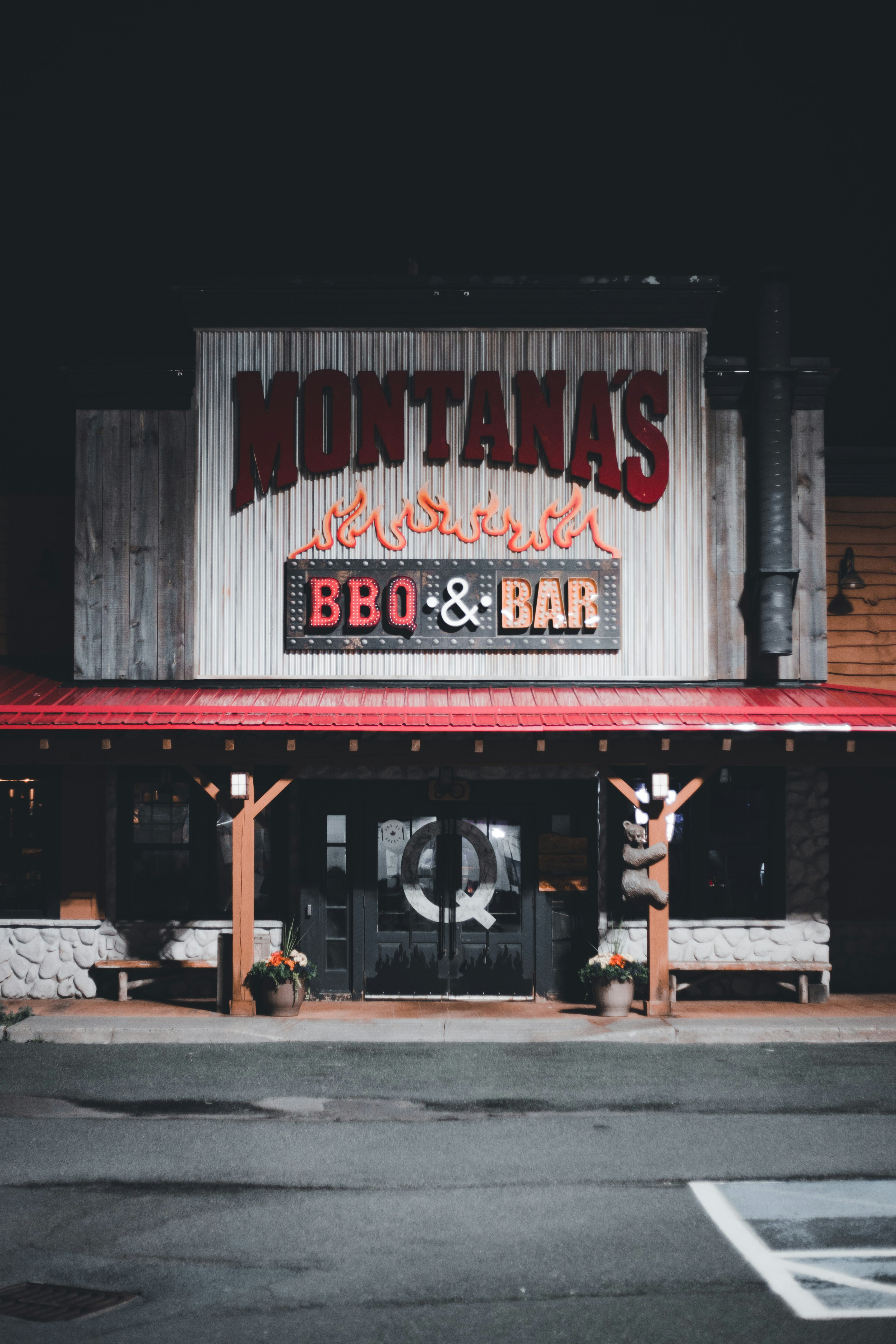 A store front with a sign photo – Free Indoors Image on Unsplash