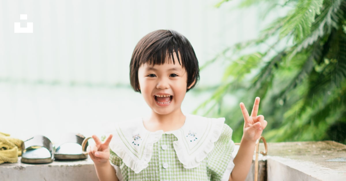 의자에 서있는 아이 사진 Unsplash의 무료 초상 이미지