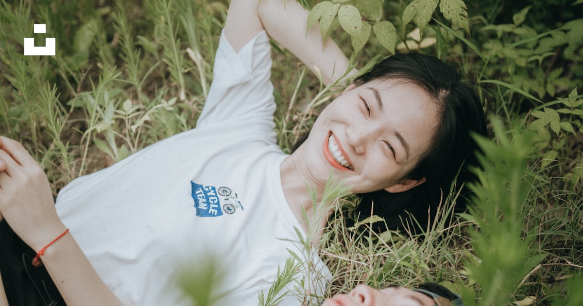 아기를 안고 있는 사람 사진 Unsplash의 무료 관계 이미지