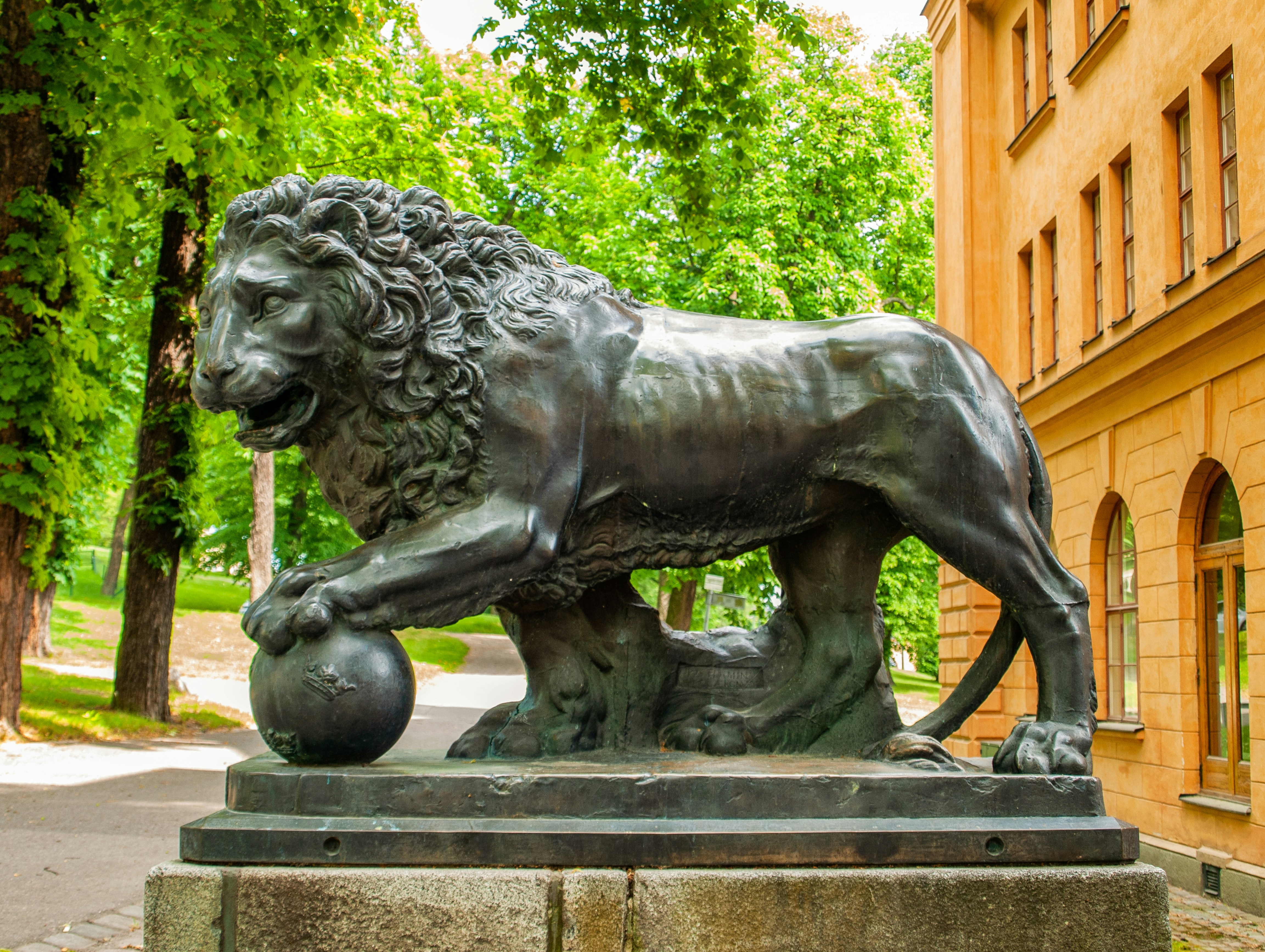 A statue of a lion photo – Free Sweden Image on Unsplash