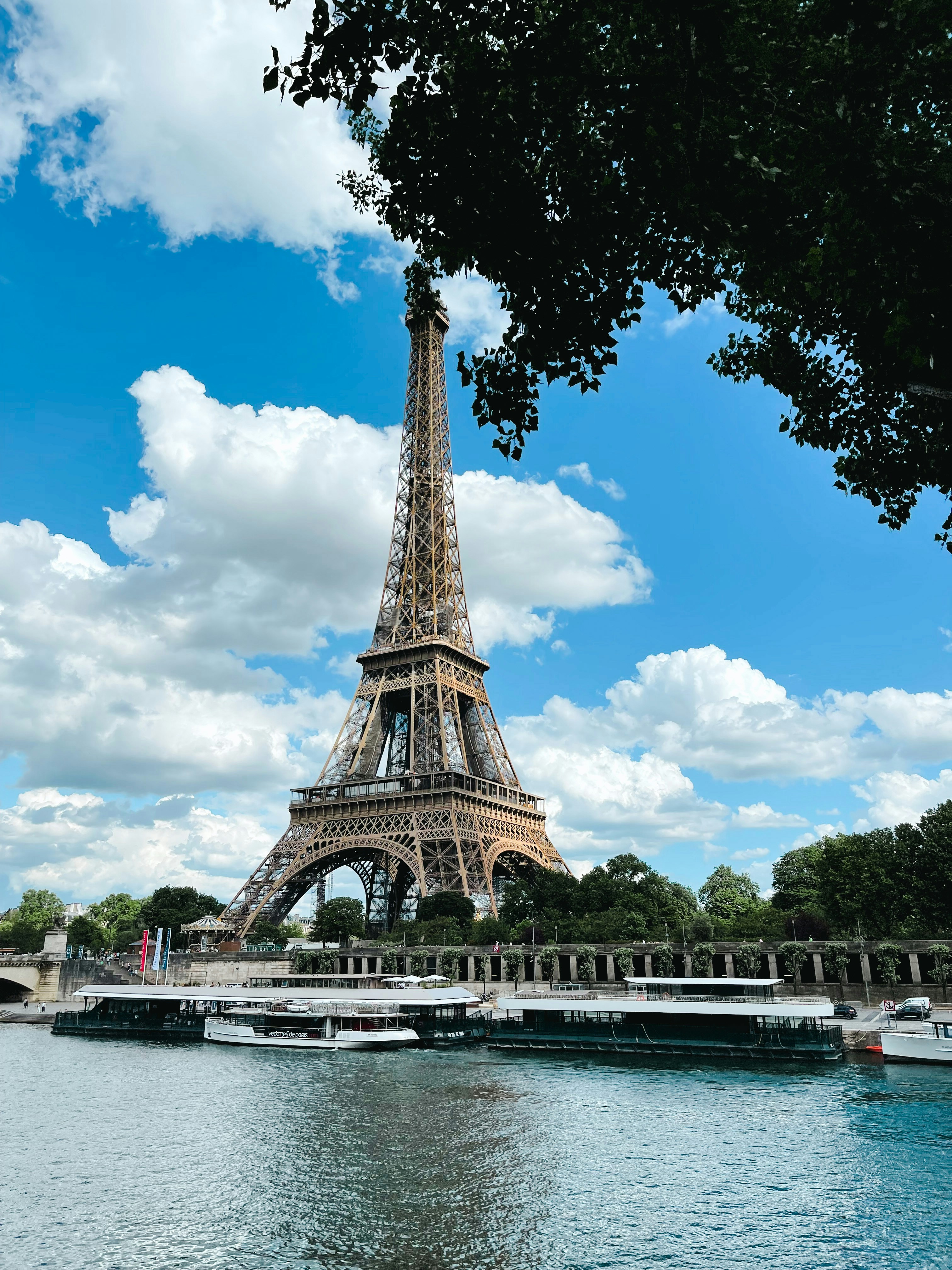 Foto Una gran torre de metal con la Torre Eiffel al fondo – Imagen ...