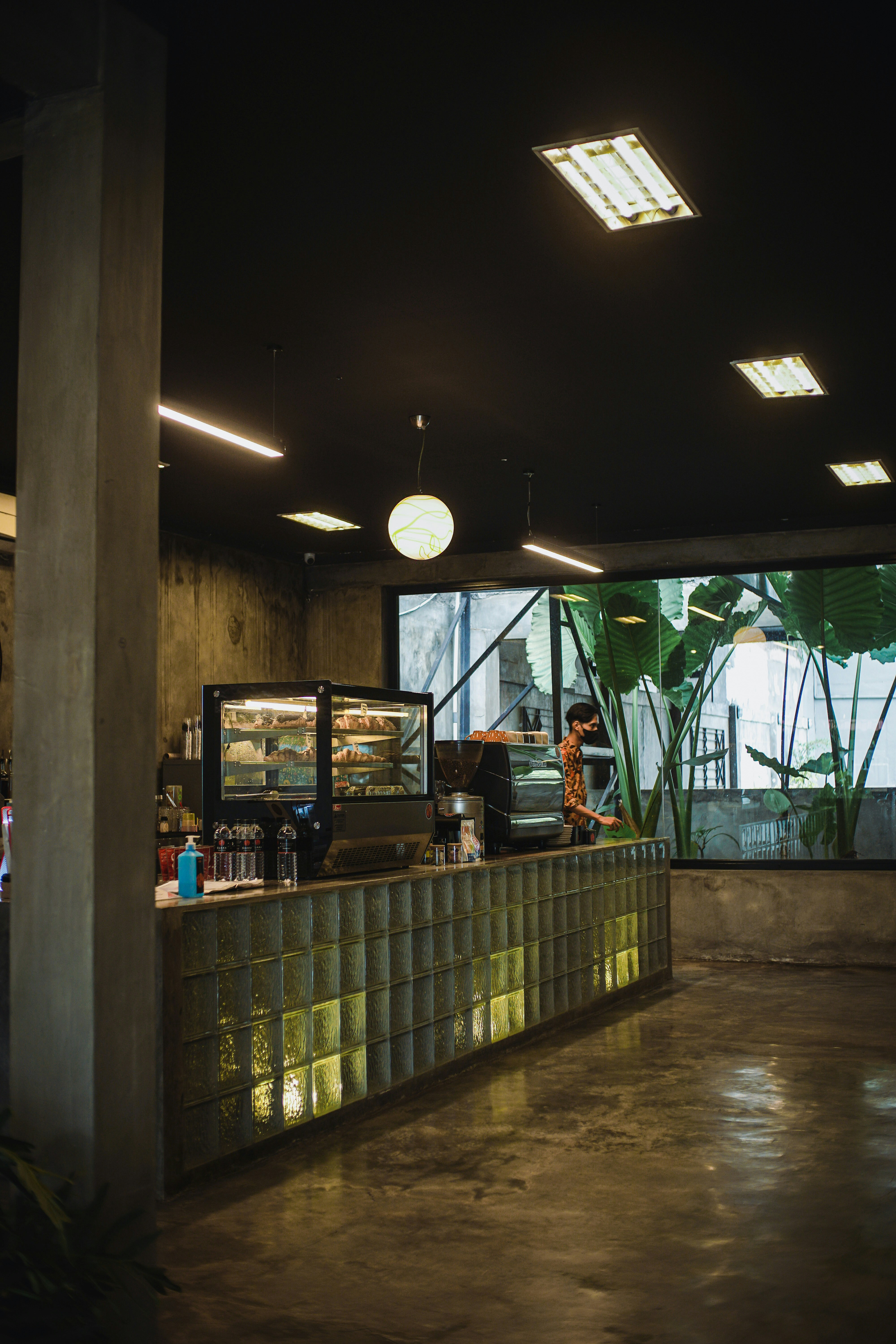 Una persona parada junto a un bar foto – Imagen de Café gratuita en ...