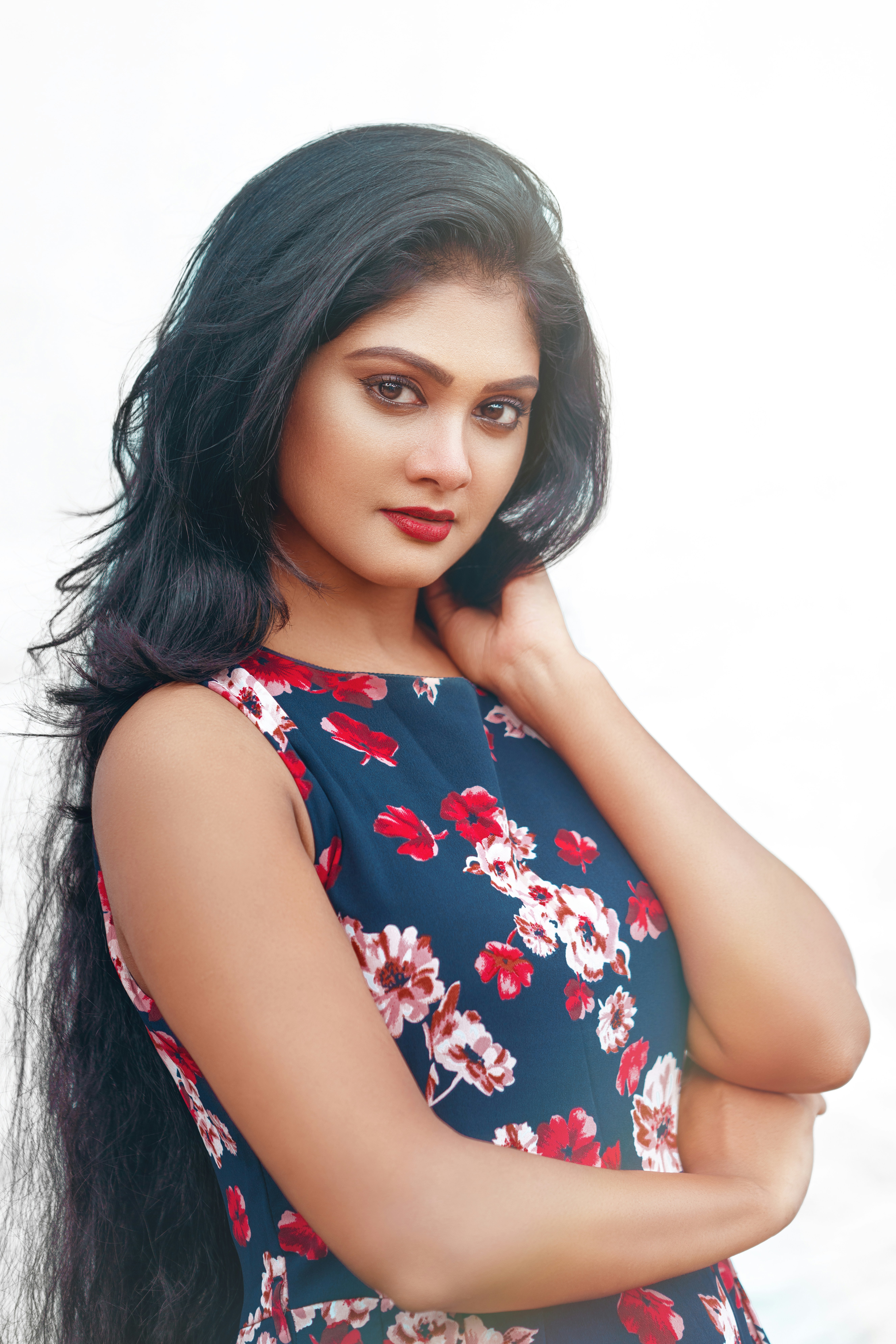 Une personne posant pour une photo photo – Photo Dubai, Vereinigte ...