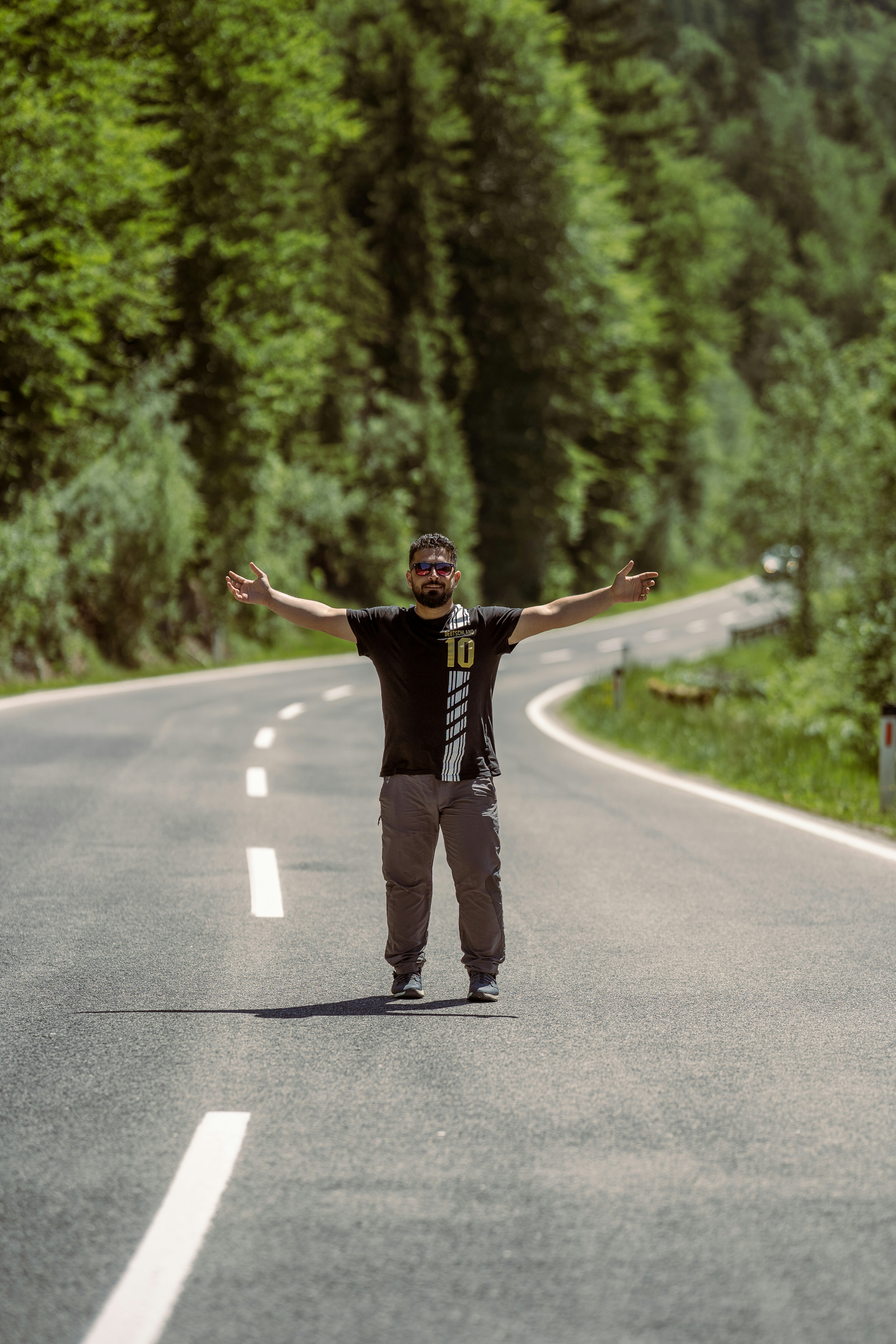 Foto Una persona parada en medio de una carretera con los brazos ...