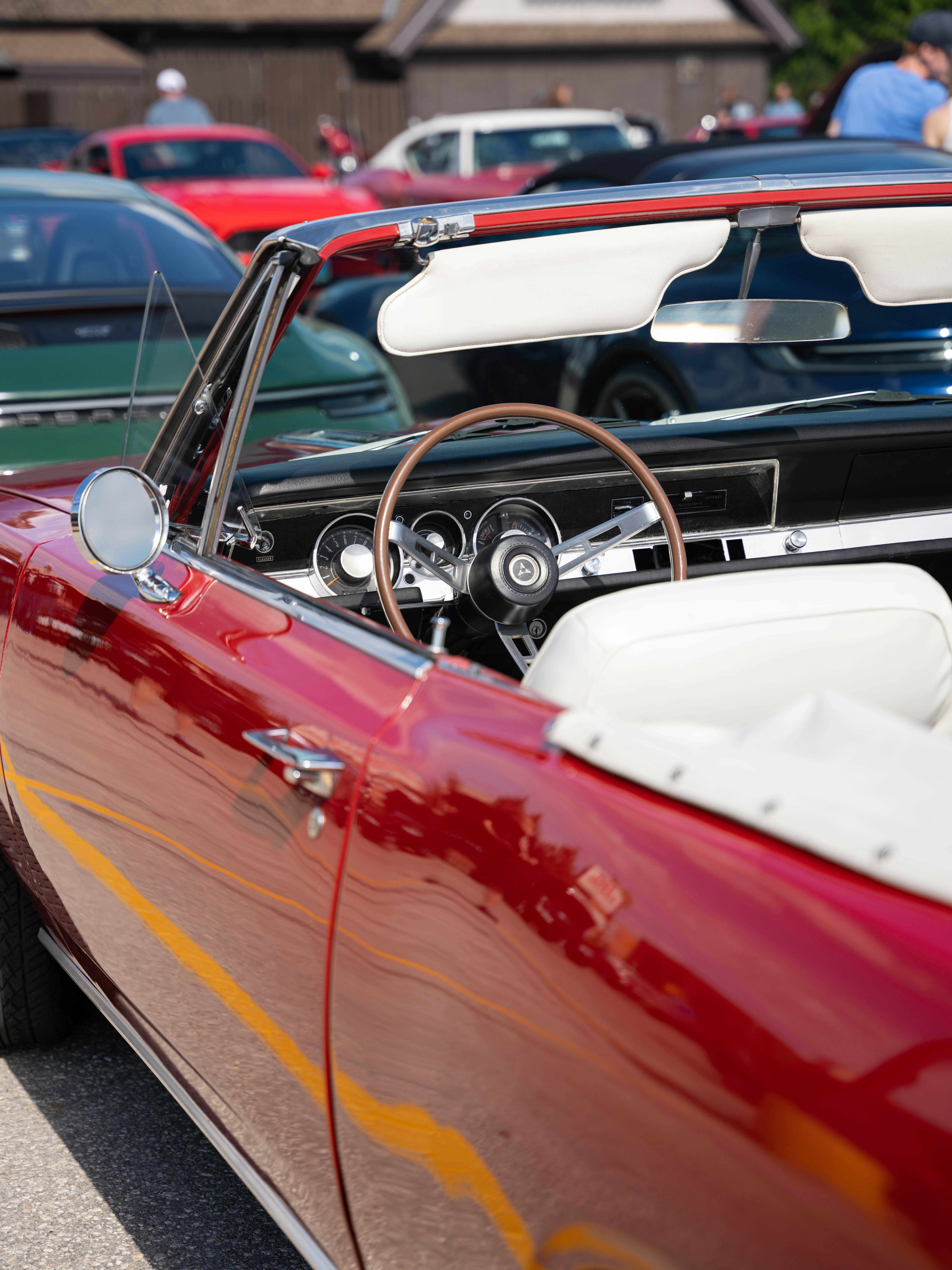 Foto Un coche descapotable rojo – Imagen Humano gratis en Unsplash