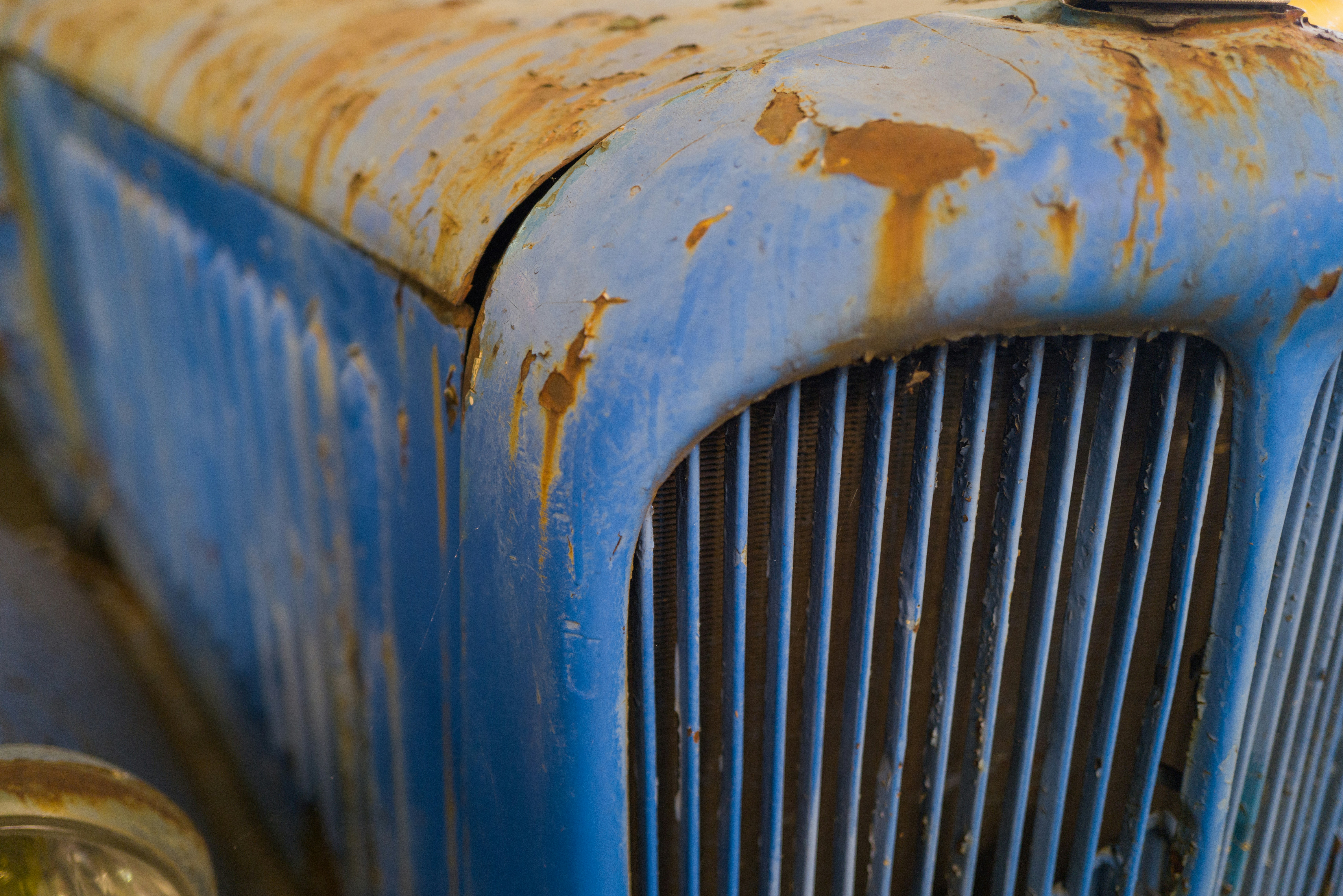 Weathered Blue Front Grille: A Close-Up of a Rusted Vintage Car