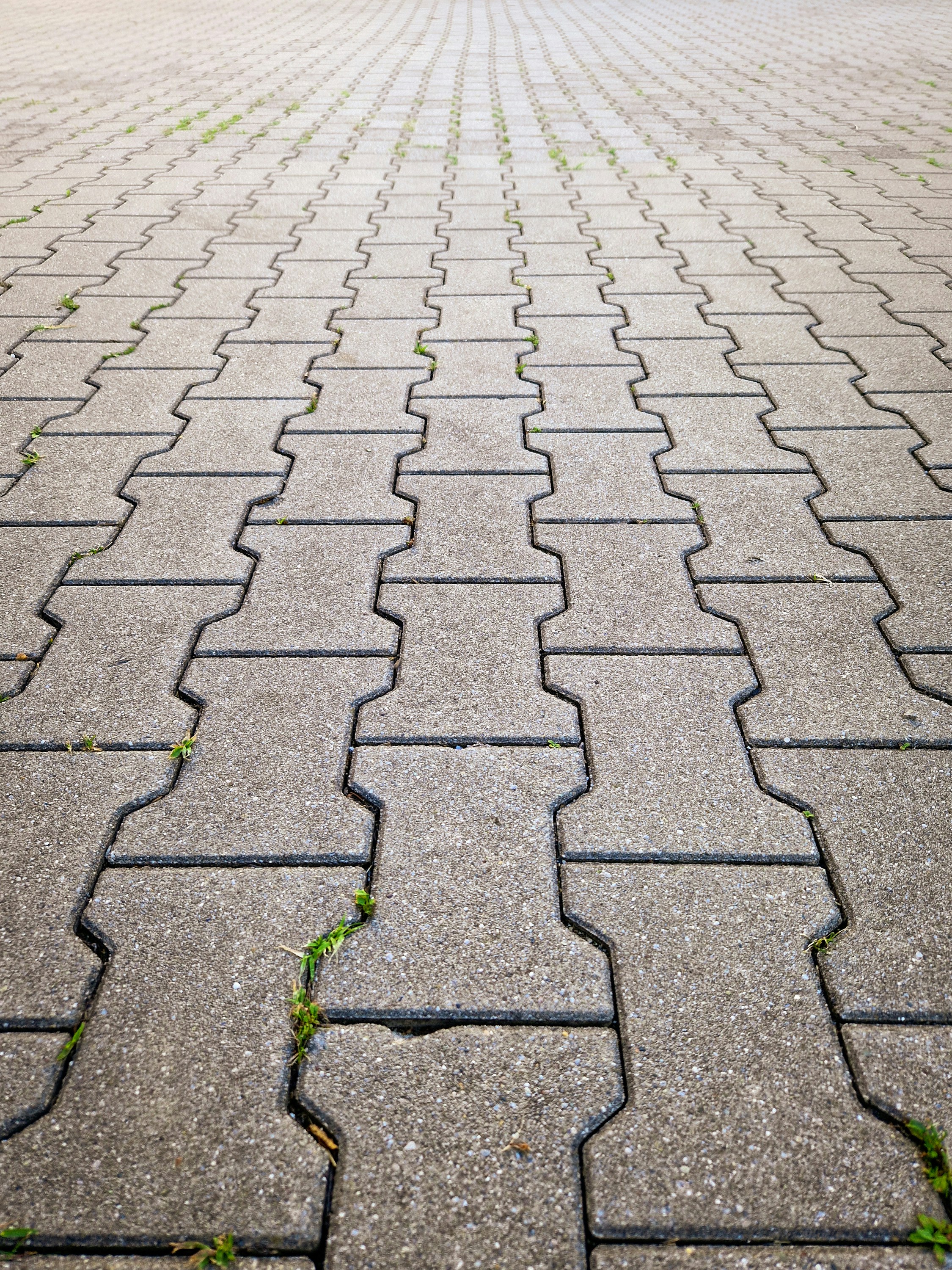 Une route pavée avec une passerelle en briques photo – Photo Fond gris ...