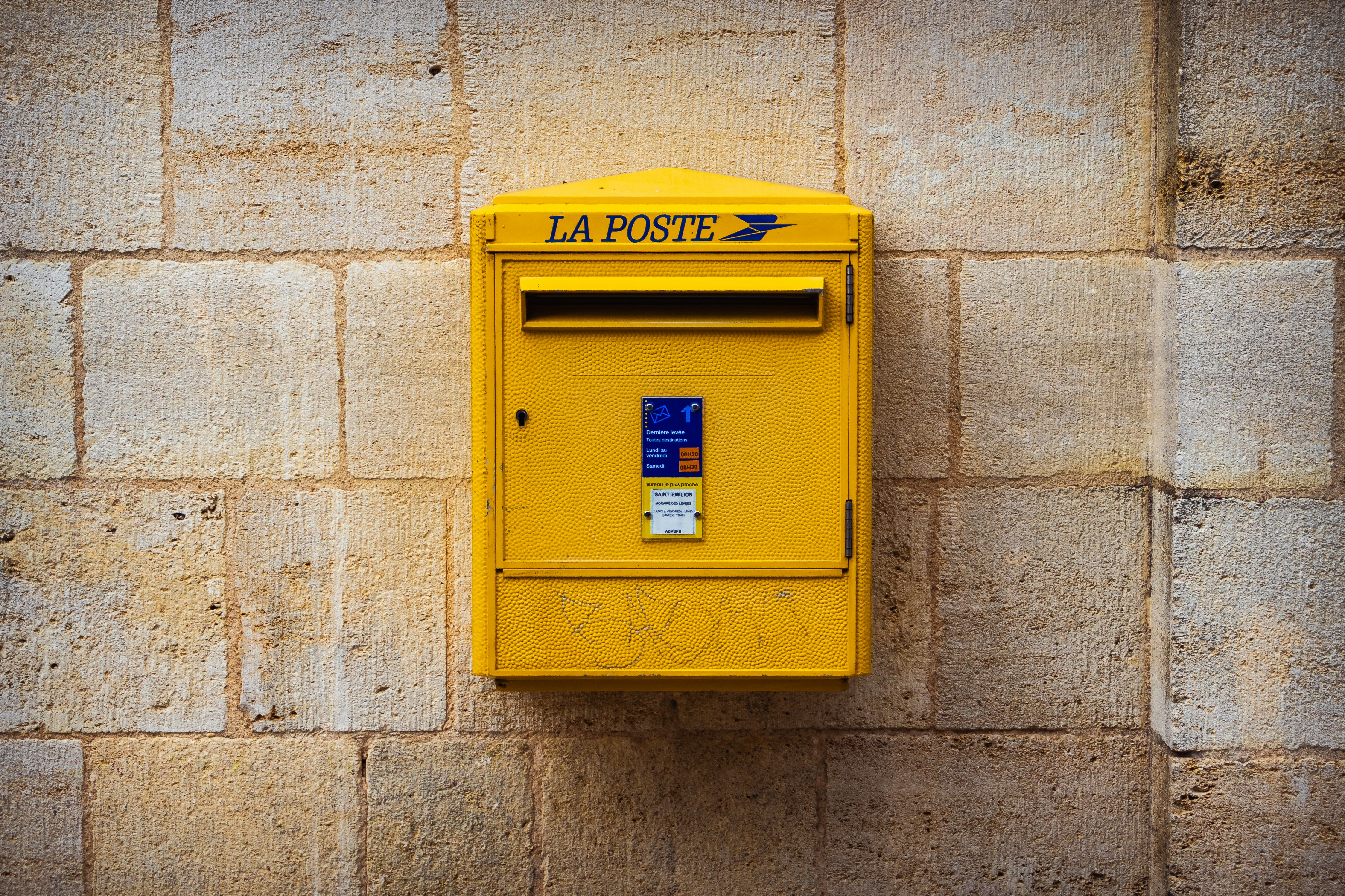 Une boîte jaune sur un mur de briques photo – Image gratuite de La ...