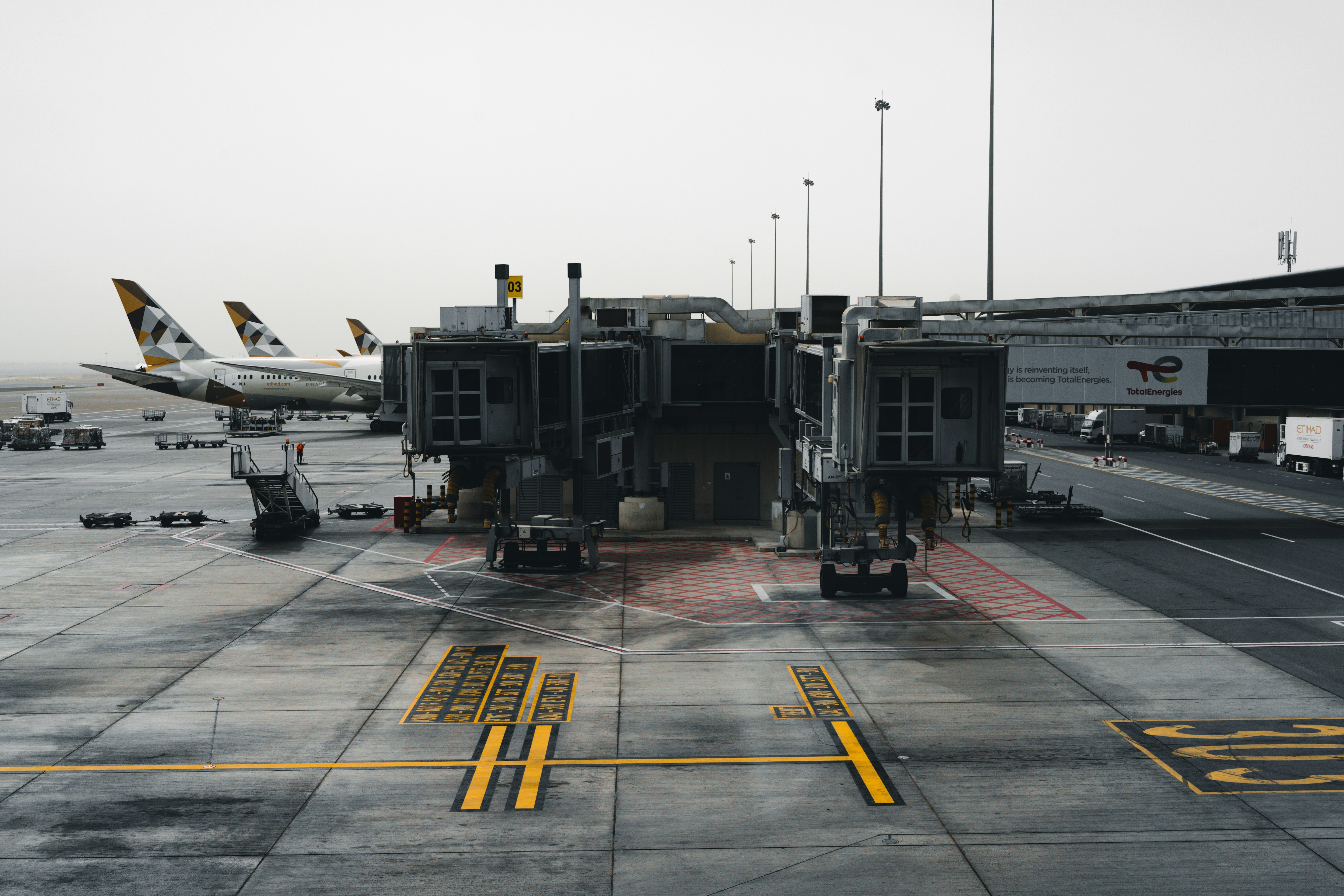 Un avion est stationné dans un aéroport photo – Photo Aéroport Gratuite ...
