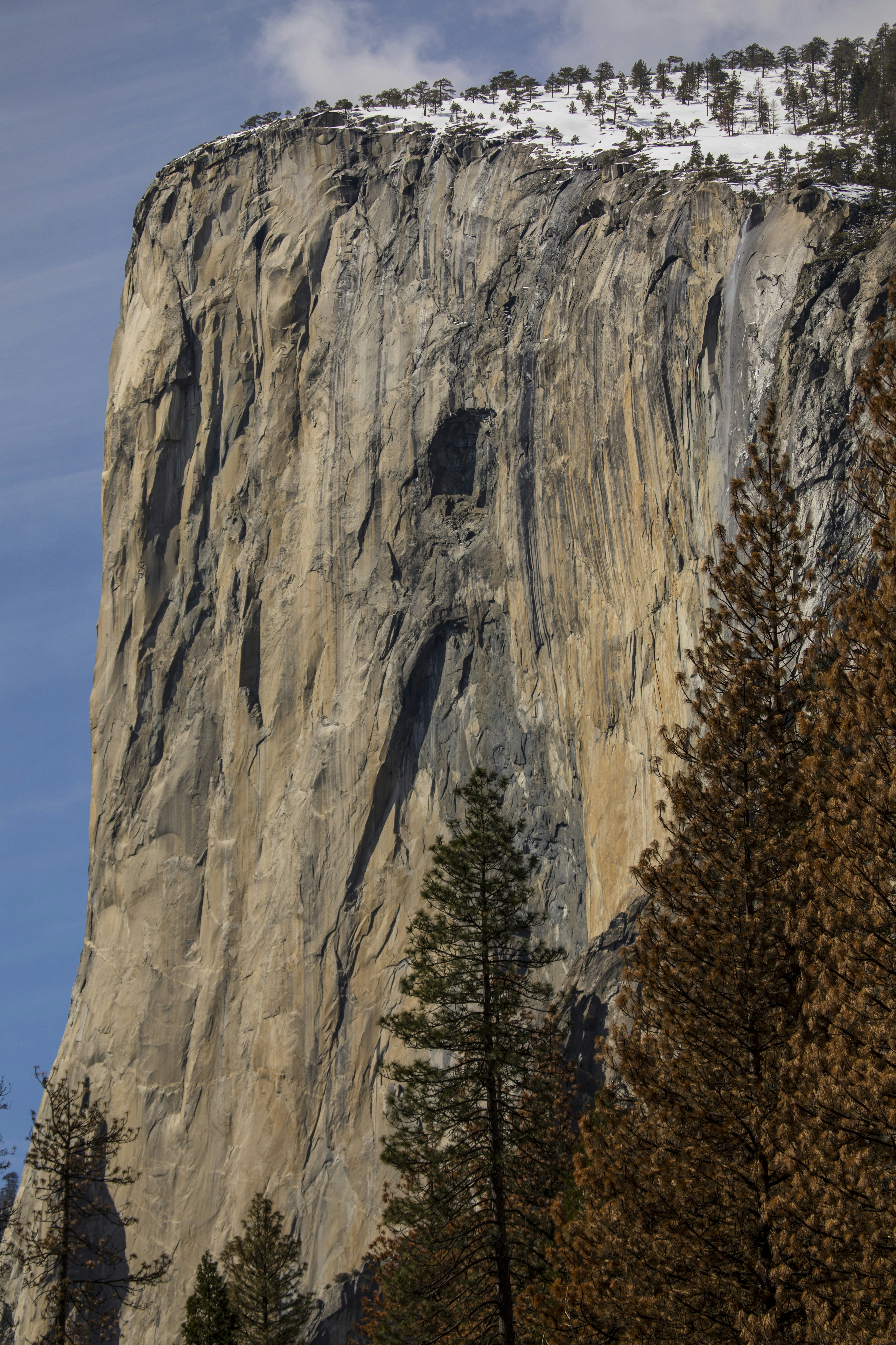 Foto Una gran roca con nieve – Imagen gratis en Unsplash