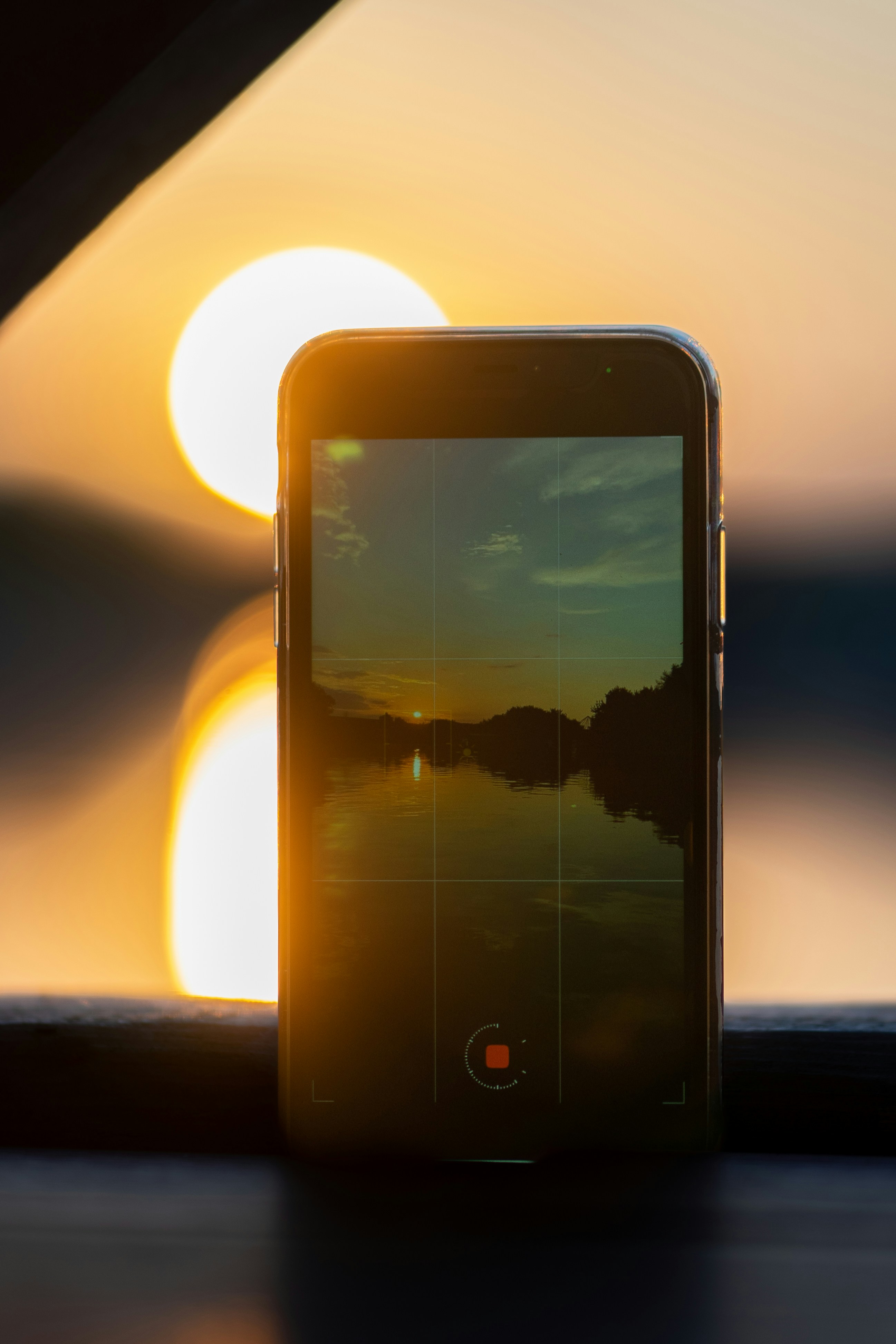 Un téléphone portable avec un écran fissuré photo – Image gratuite de ...