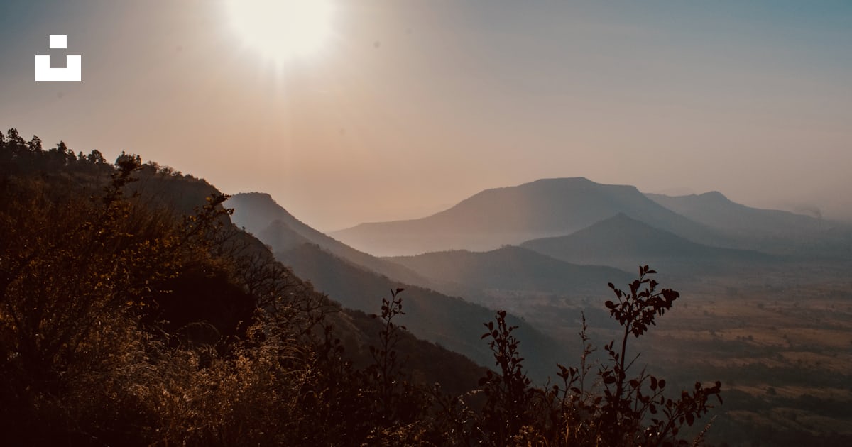木々や山々を背景にした風景の写真 Unsplashの無料サーターラ写真