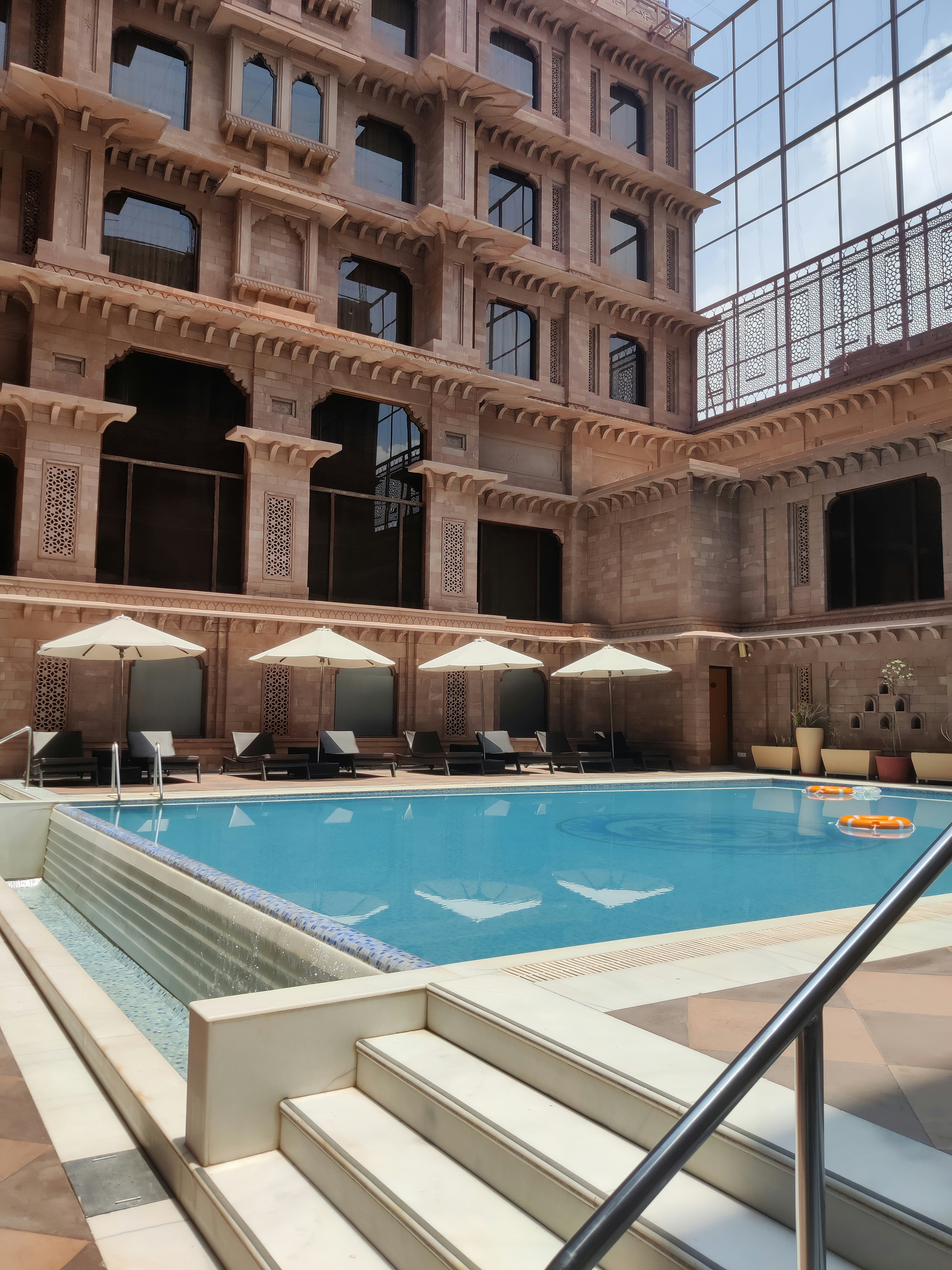 Una piscina en un edificio foto – Imagen de Piscina gratuita en Unsplash