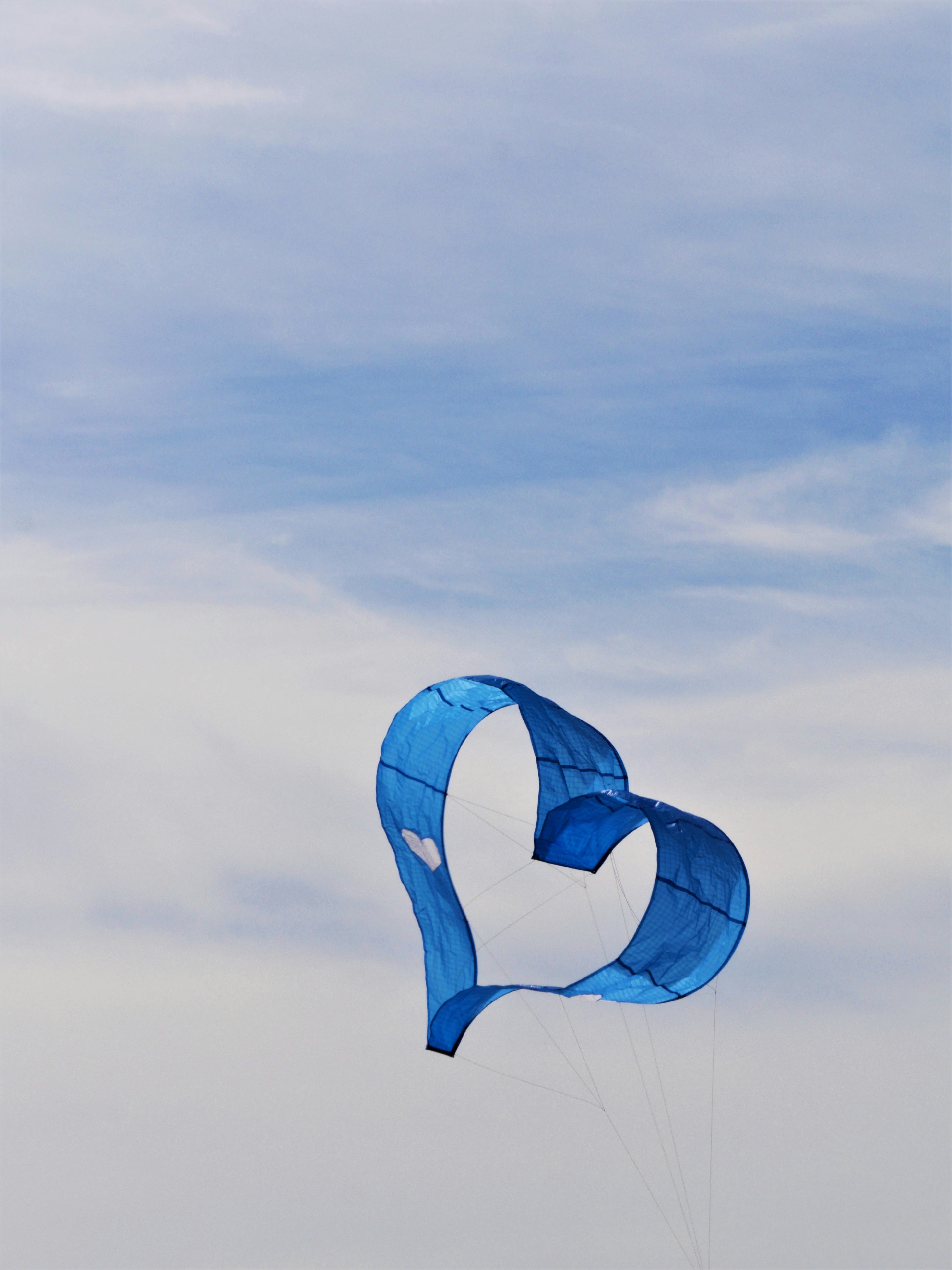 A blue and white parachute photo – Free Blue Image on Unsplash