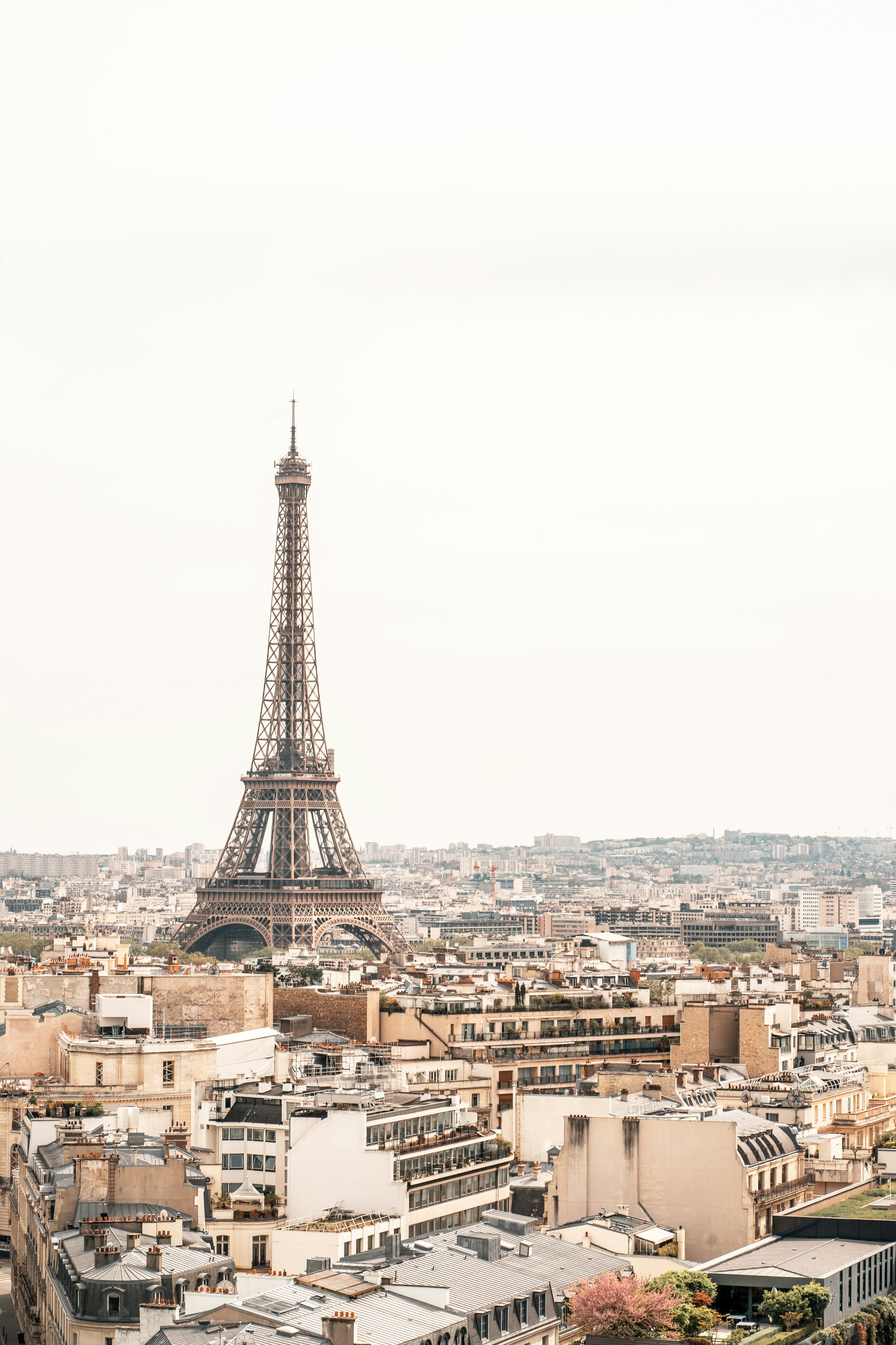Foto Una alta torre de metal en una ciudad – Imagen París gratis en ...