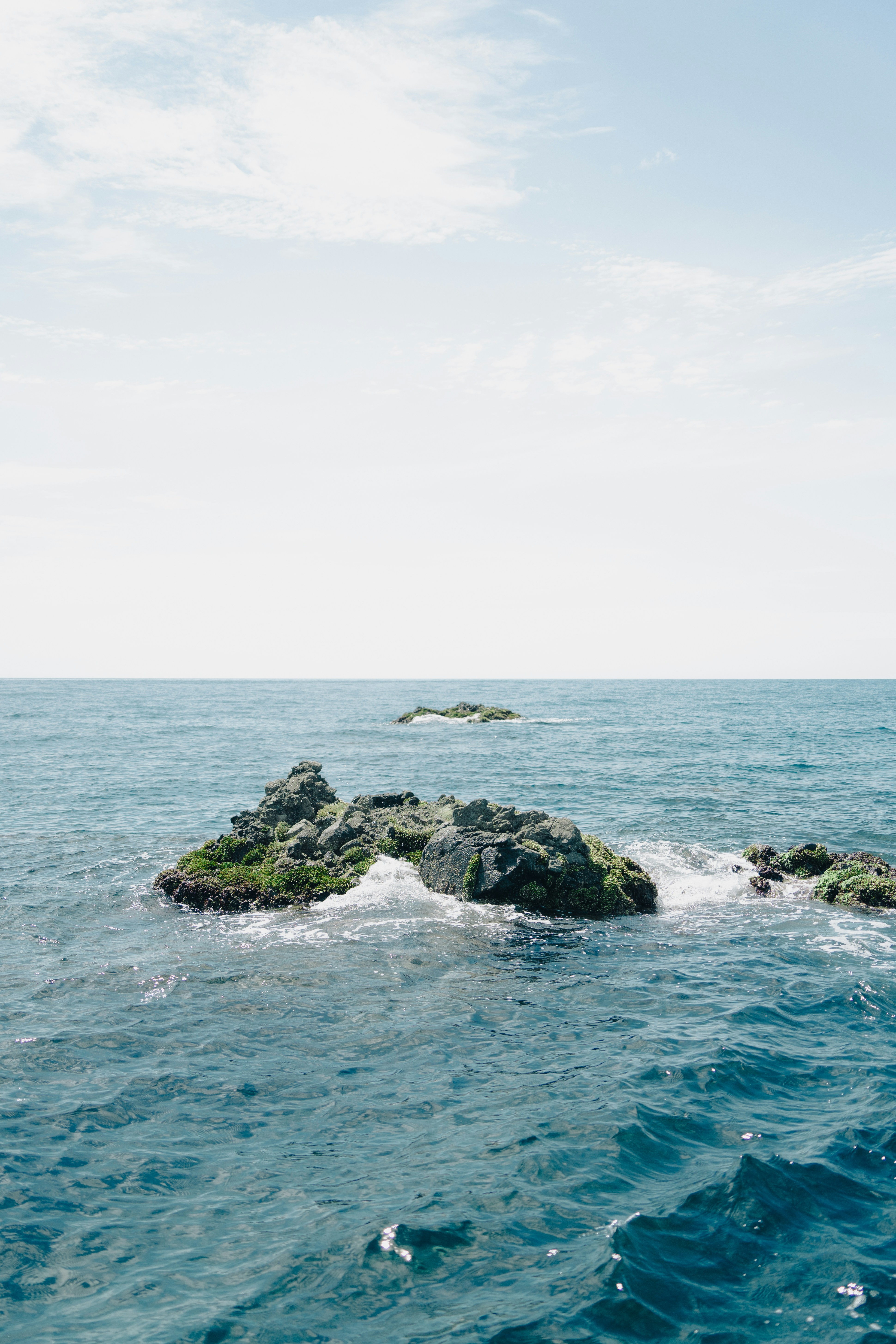 A group of small islands in the ocean photo – Free Nature Image on Unsplash