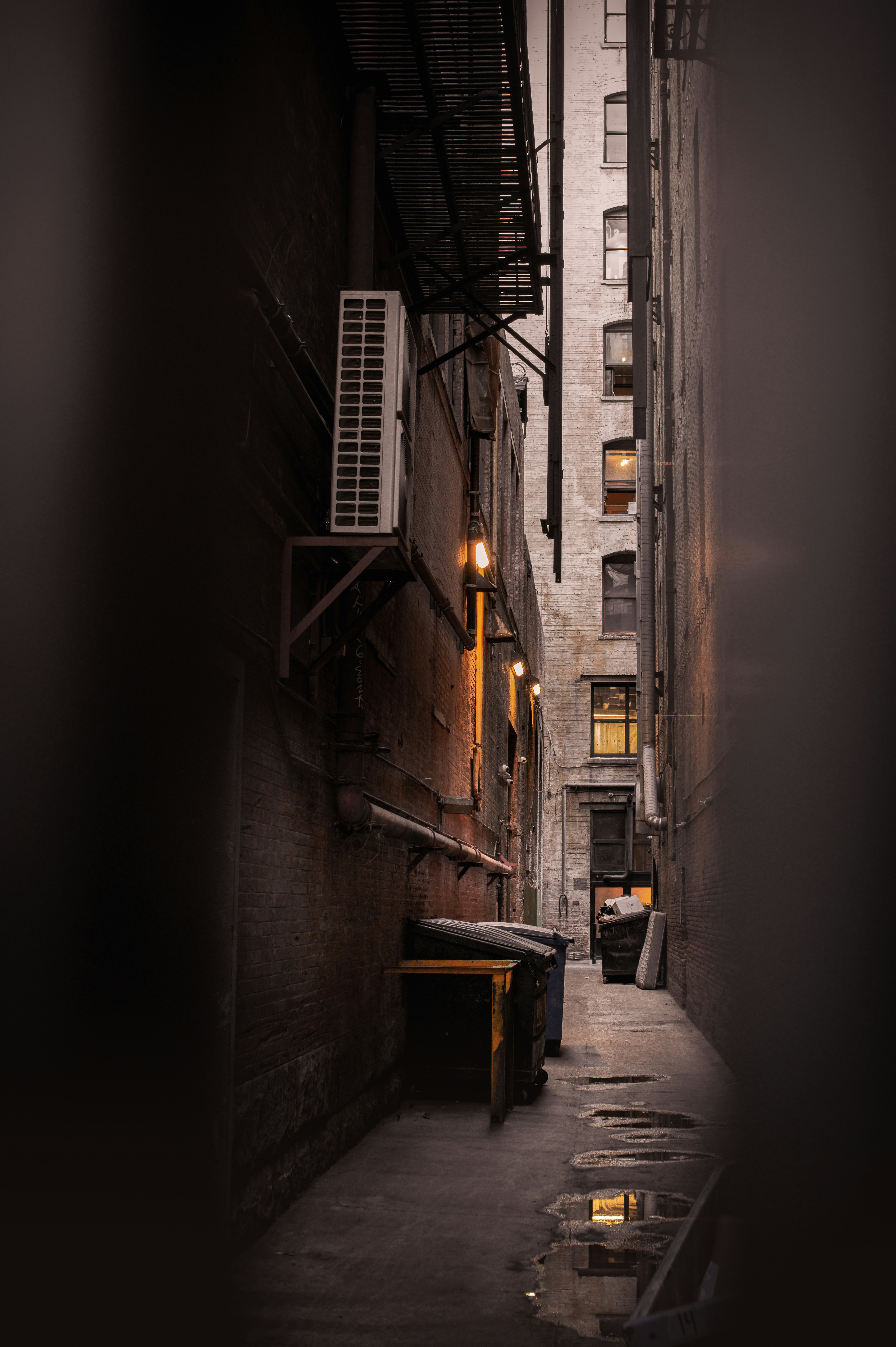 Une ruelle étroite avec une échelle photo – Image gratuite de ...