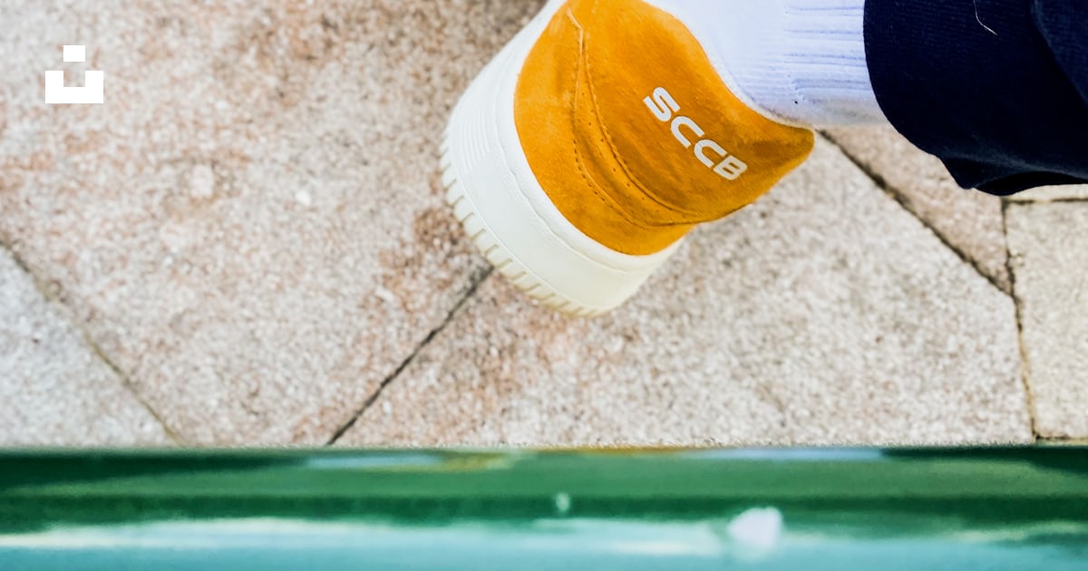 Foto Los Pies De Una Persona Con Una Botella De Plástico En Un Piso De