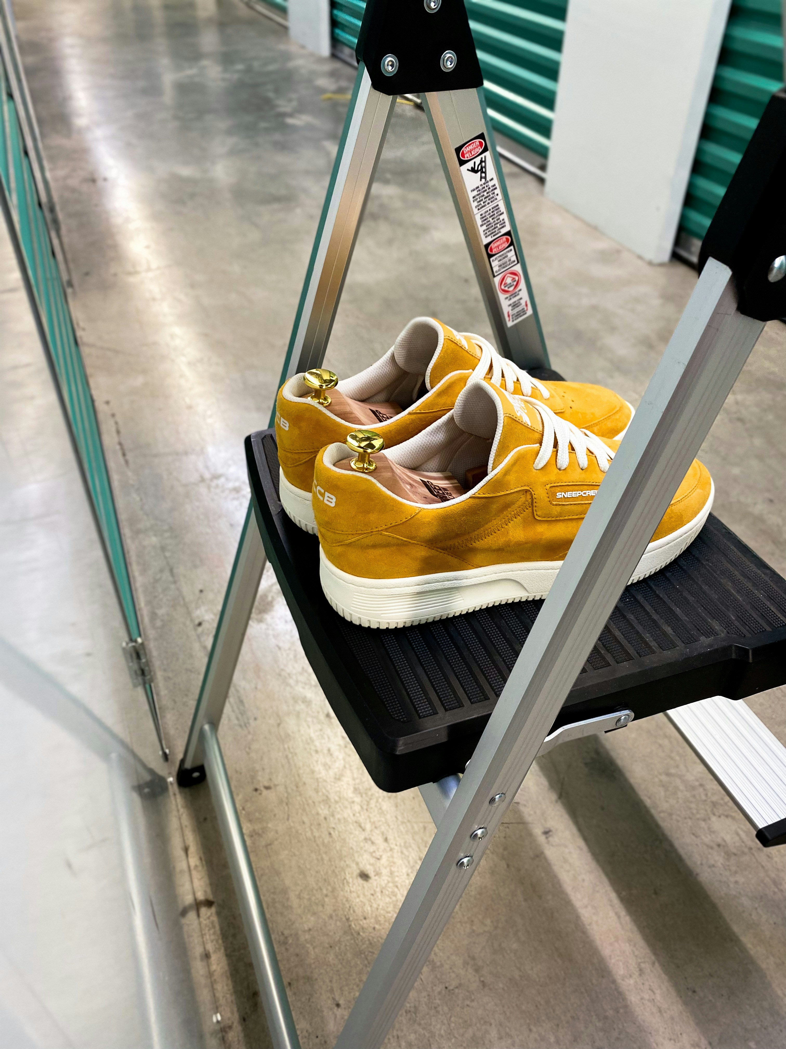 A pair of shoes on a bench photo – Free Image on Unsplash