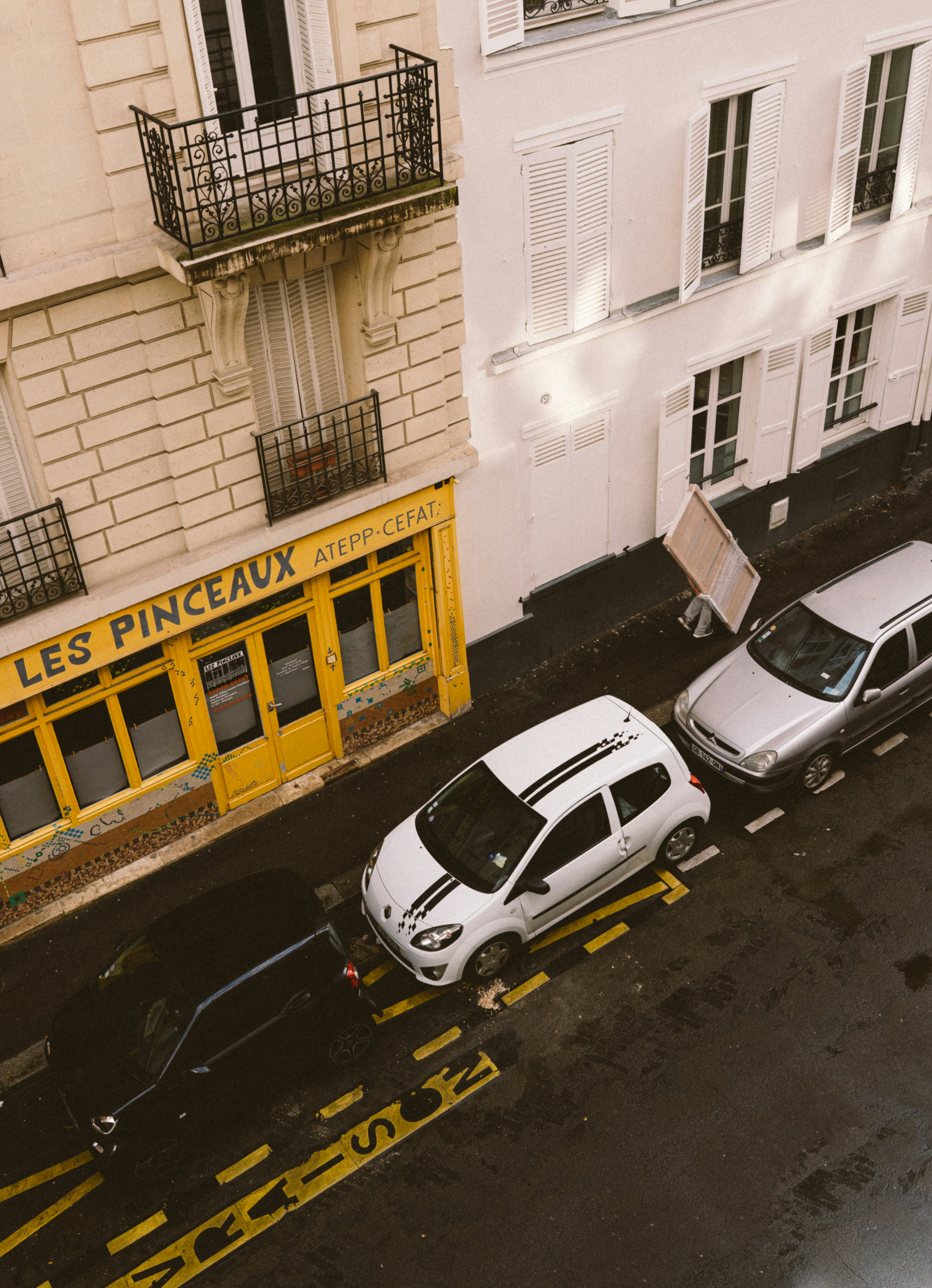 A car crashed into a building photo – Free Car Image on Unsplash