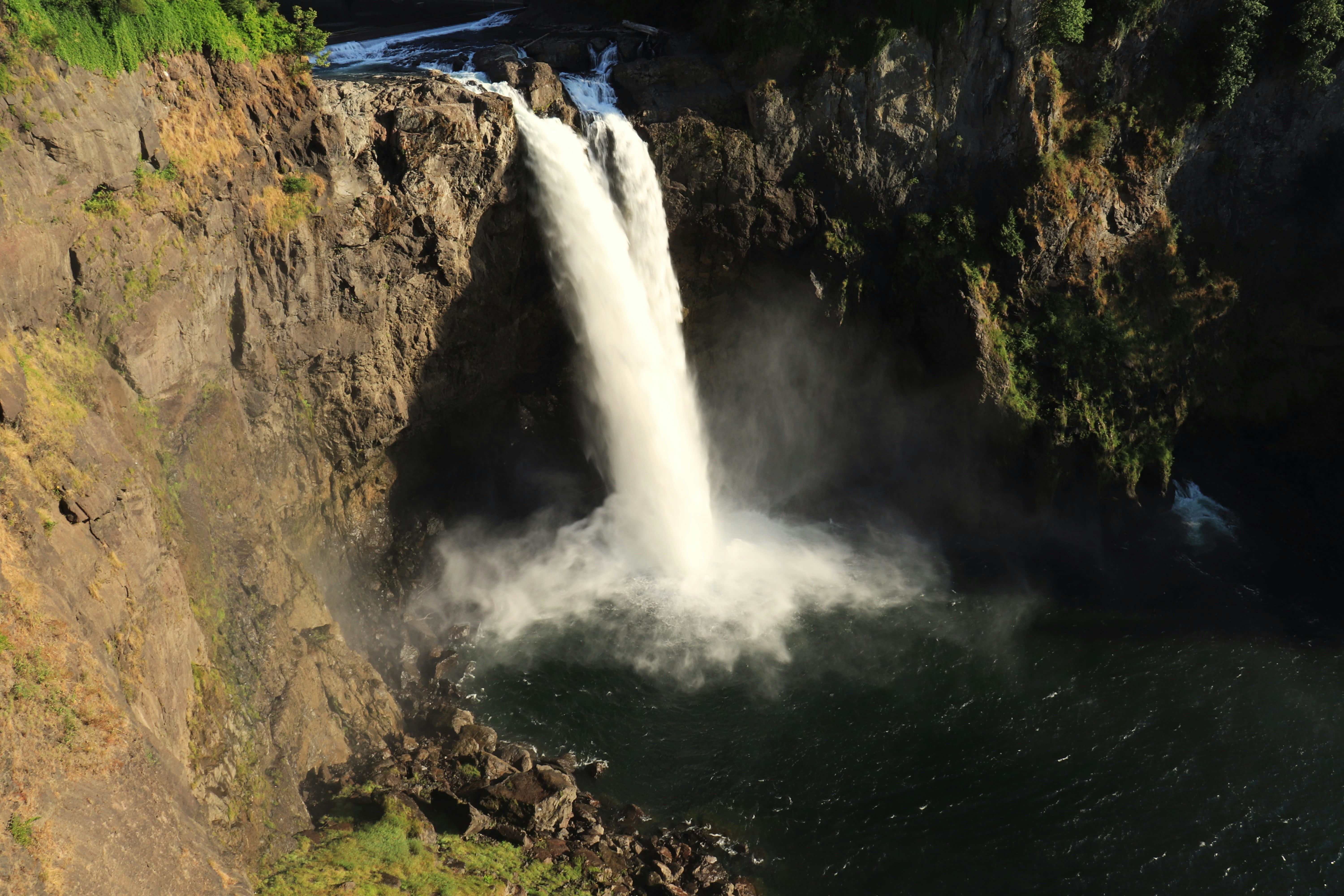 A waterfall over a cliff photo – Free Snoqualmie Image on Unsplash