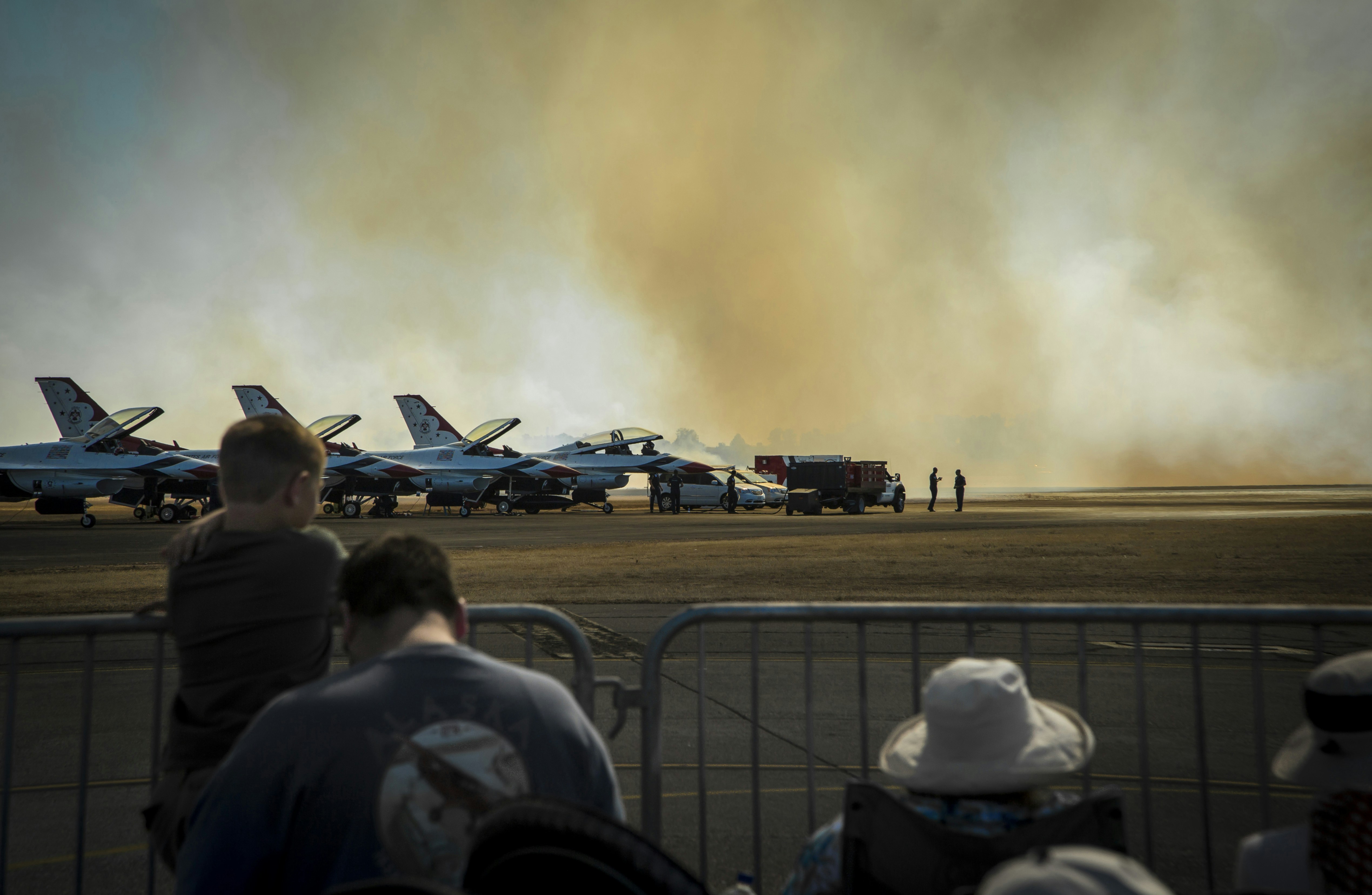 Foto Un grupo de personas viendo volar aviones – Imagen Persona gratis ...