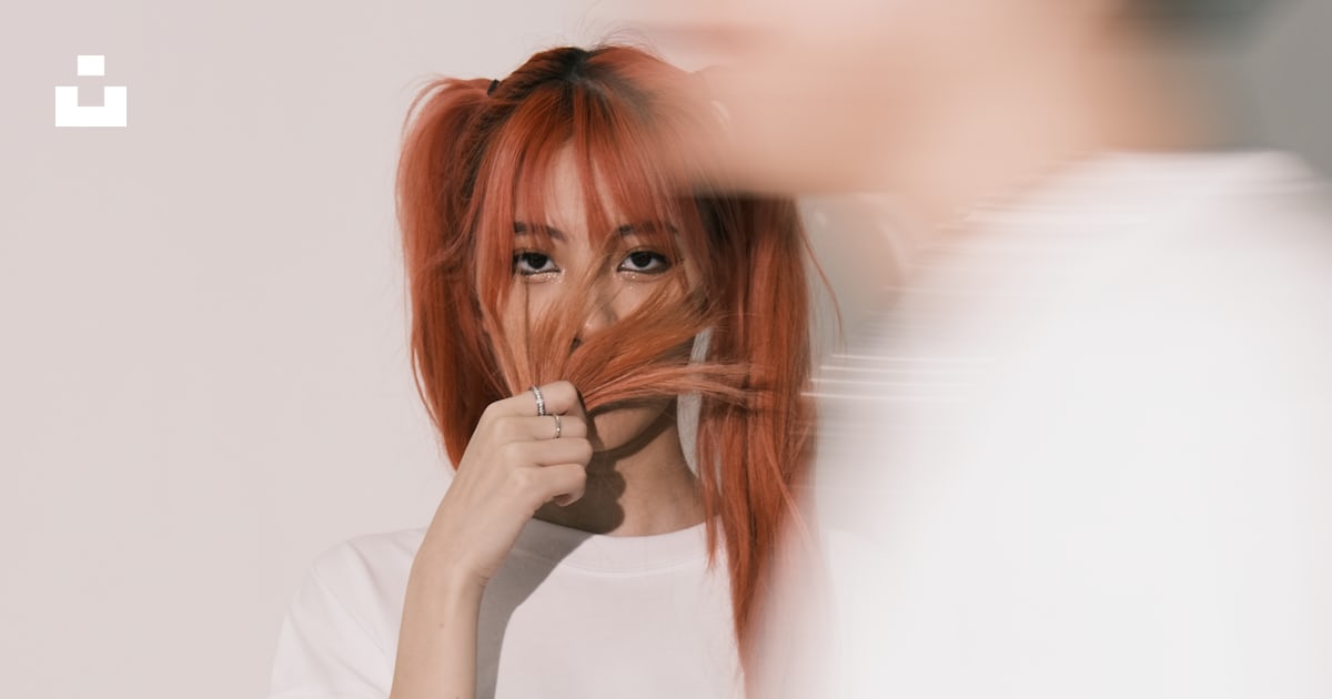 사진을 위해 포즈를 취하는 여자 사진 Unsplash의 무료 갈색 이미지