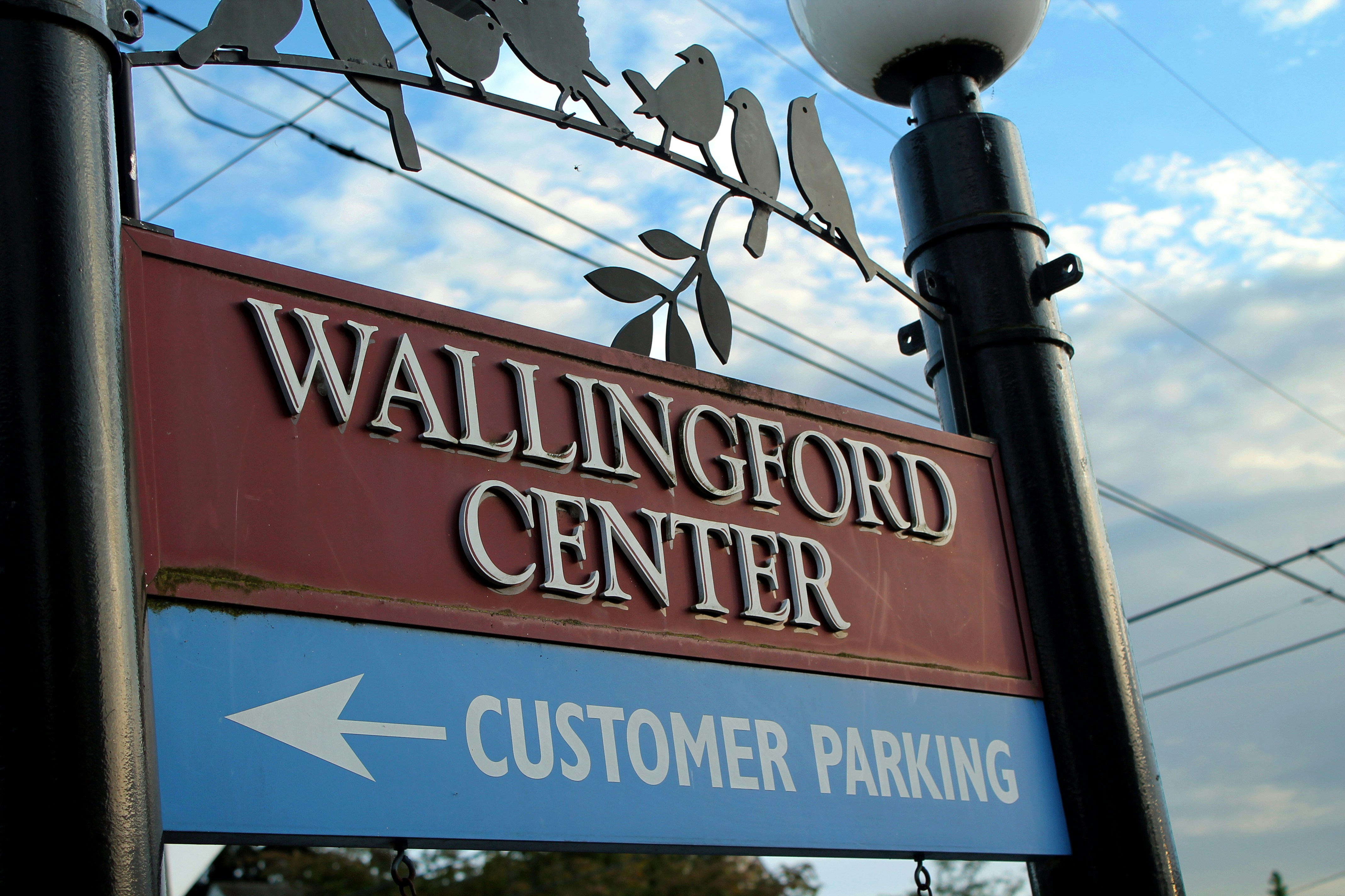 A sign on a pole photo – Free Wallingford Image on Unsplash