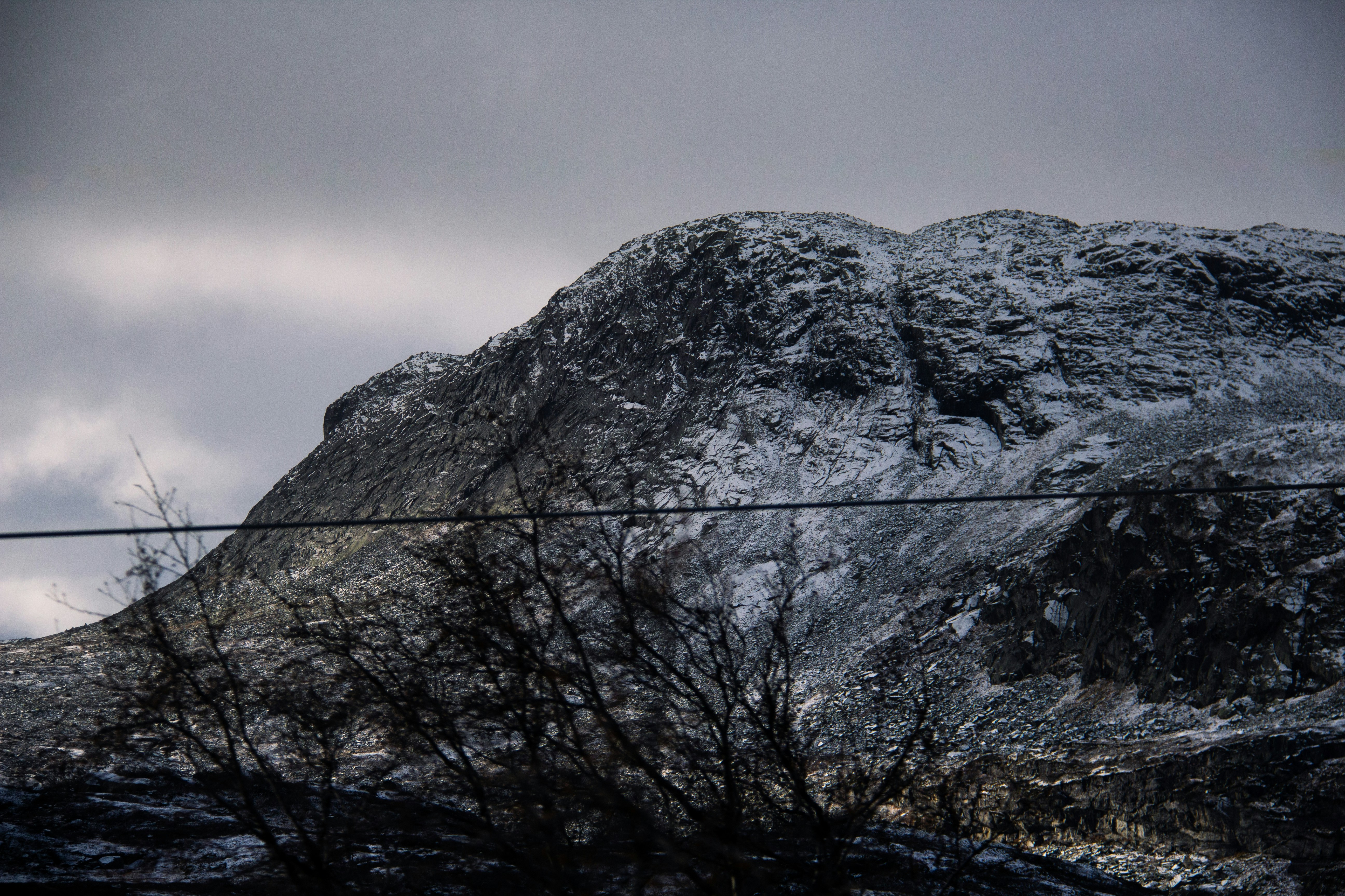 Una montaña con nieve foto – Imagen de Naturaleza gratuita en Unsplash