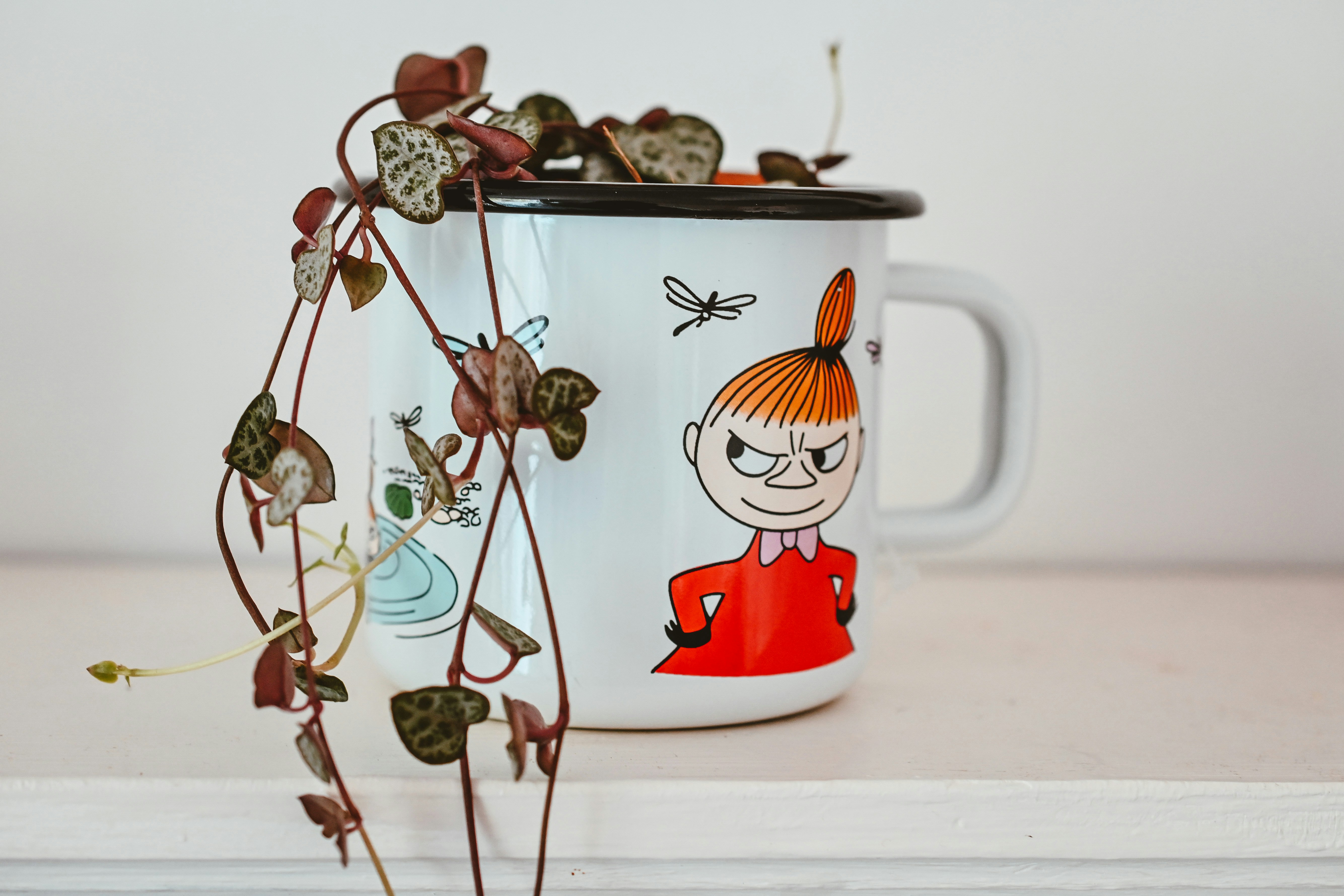 Vine-Framed Mug: A Cartoon Moment on a Quiet Surface