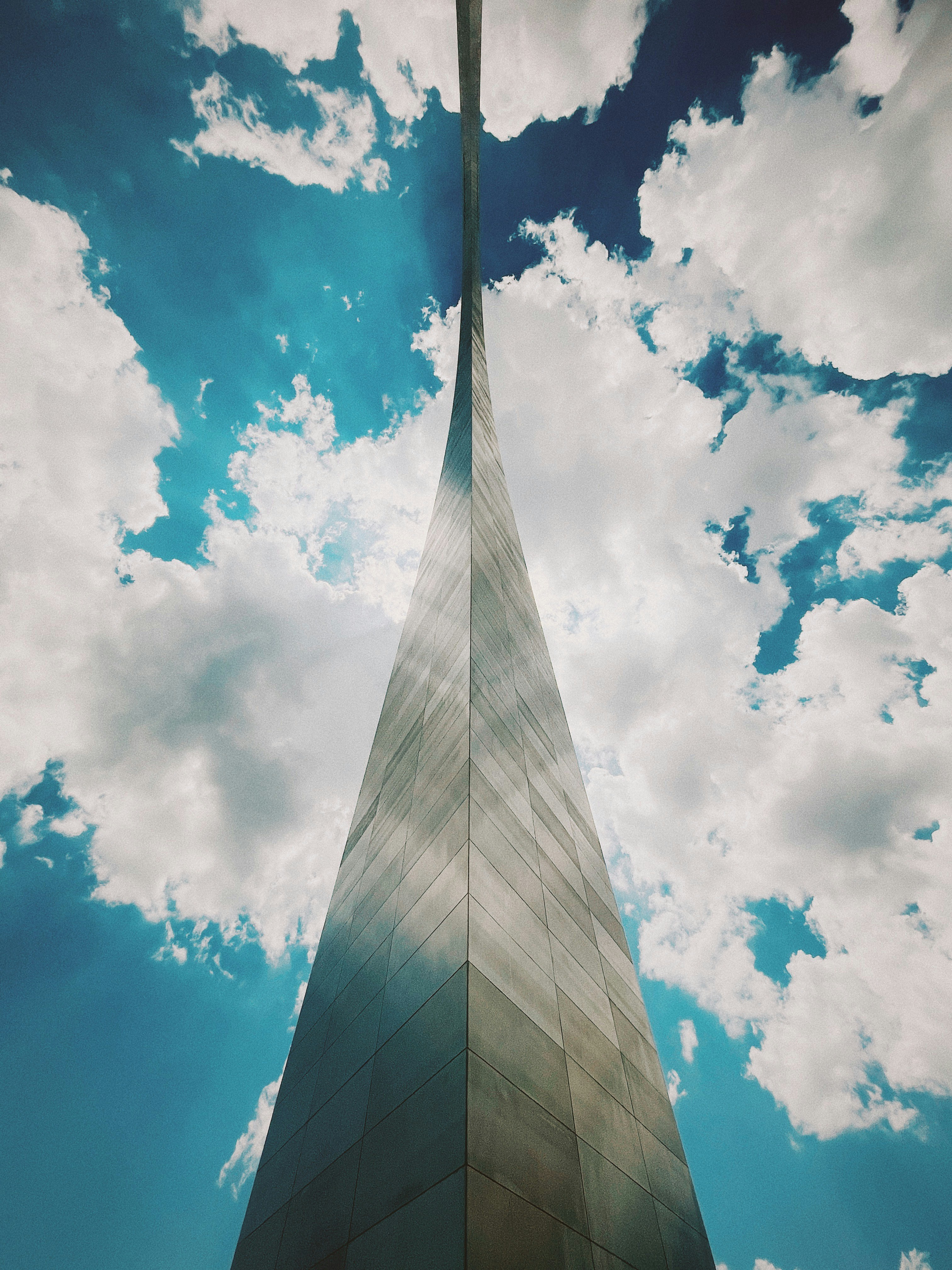 A tall building with clouds in the sky photo – Free Usa Image on Unsplash