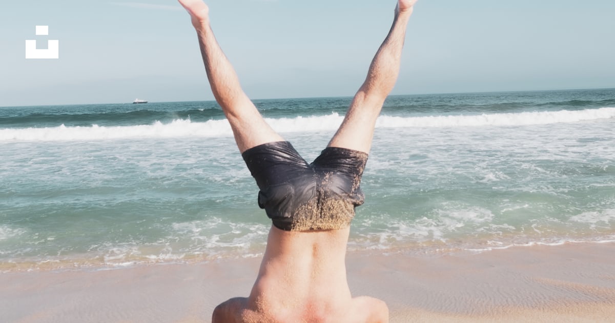 해변에서 물구나무서기를 하는 사람 사진 Unsplash의 무료 파랑 이미지
