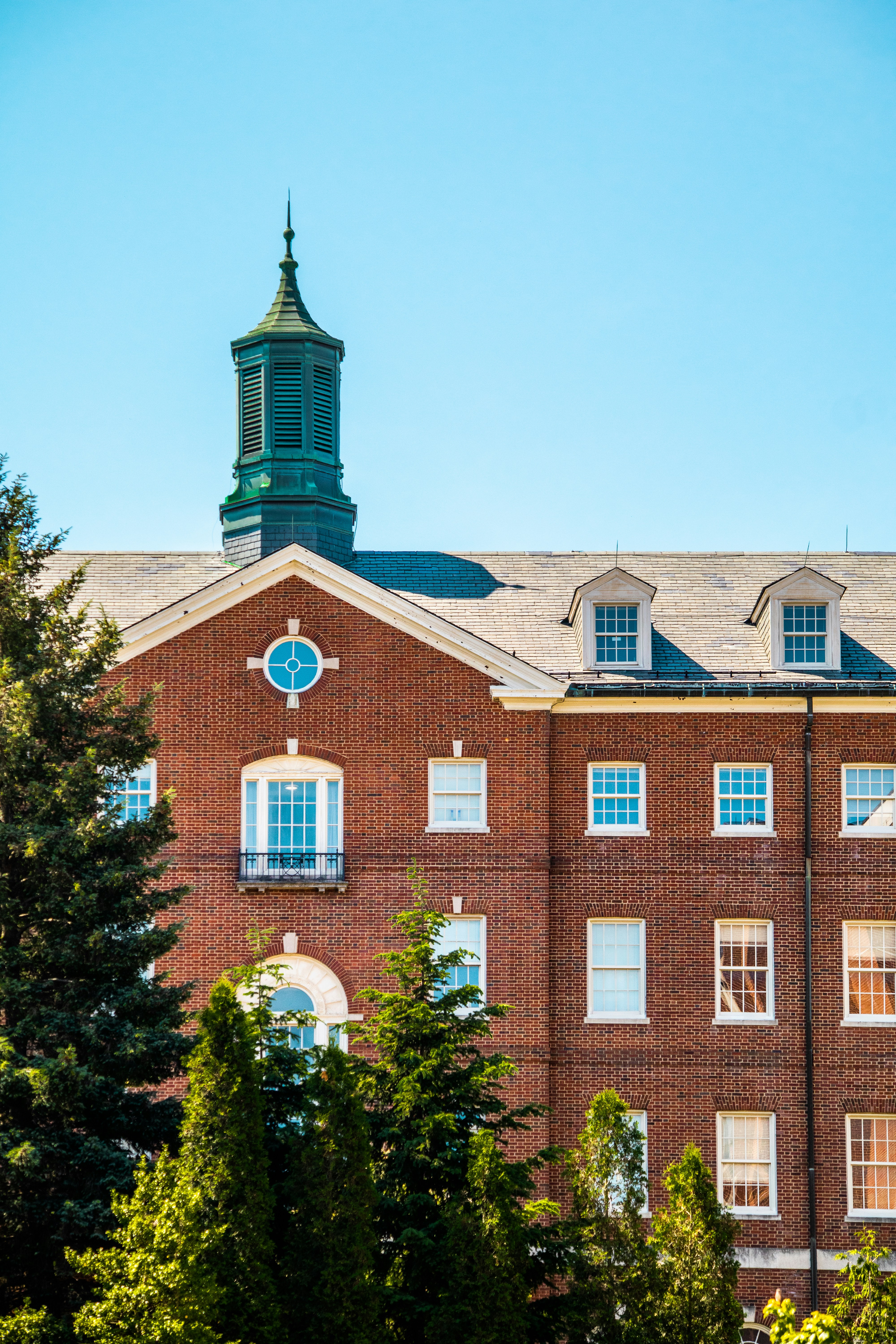 Foto Un edificio de ladrillo con una torre del reloj – Imagen ...