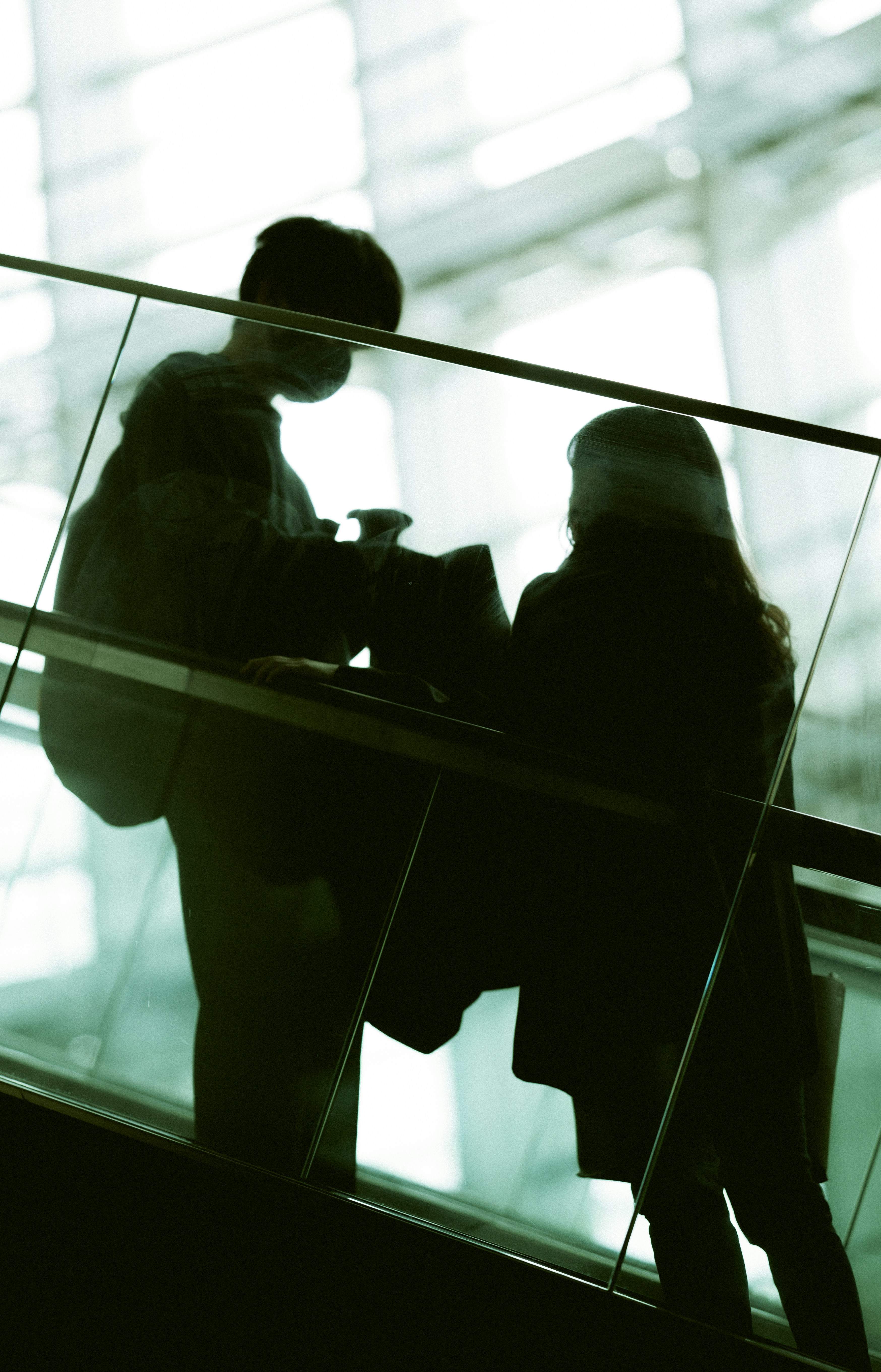 Foto Una persona sentada frente a un espejo posando para la cámara ...
